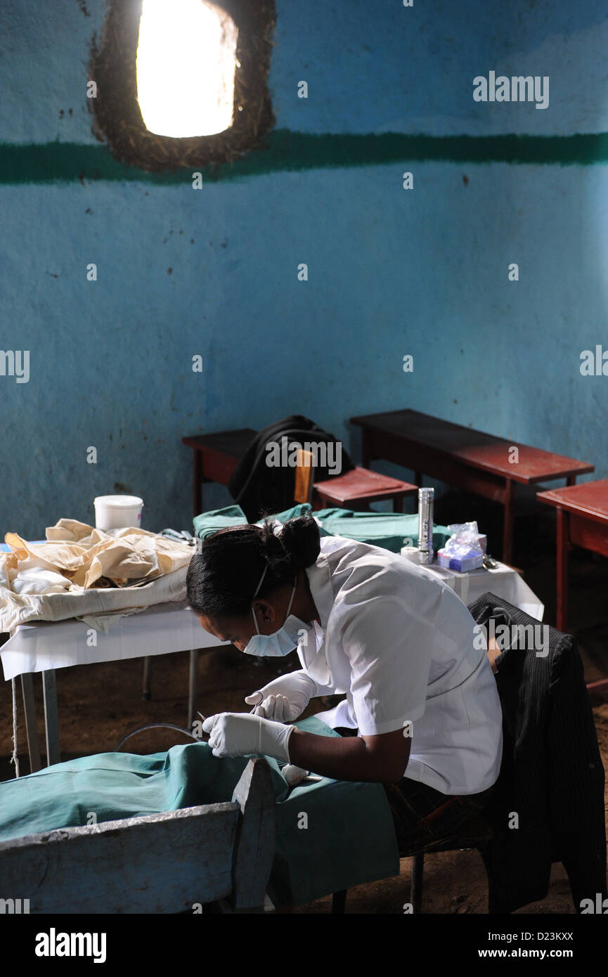 Zala Zembaba, Ethiopia, a physican eye surgery in a hospital ward Stock ...
