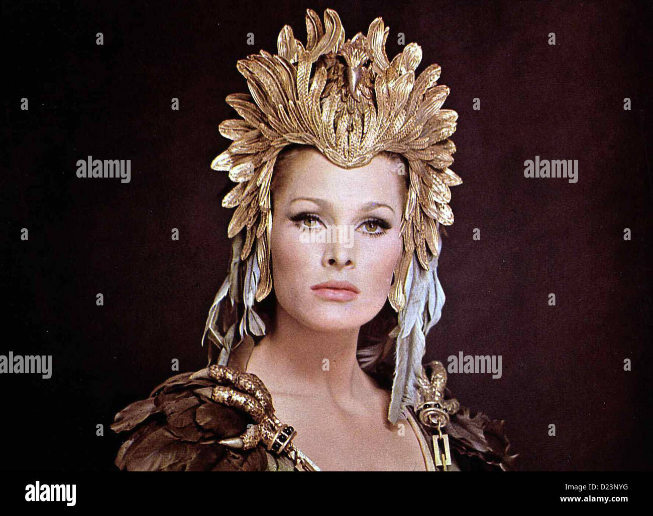 Herrscherin Der Wüste She Ursula Andress Ayesha (Ursula Andress) gibt ...