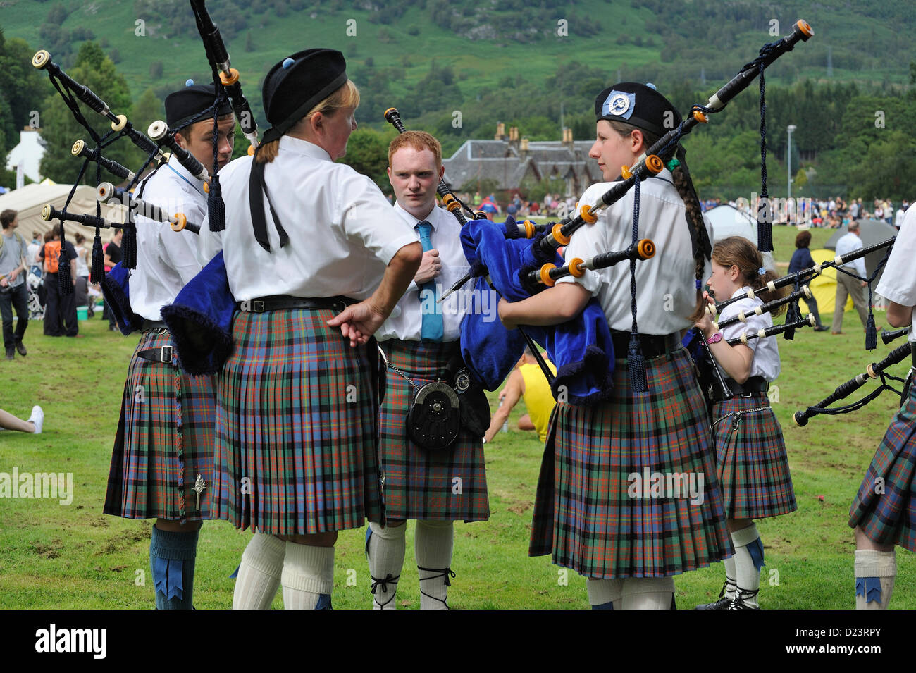 Highland pipe band hi-res stock photography and images - Alamy