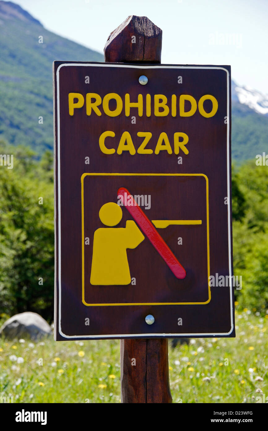 Shooting hunting prohibited sign hi-res stock photography and images ...