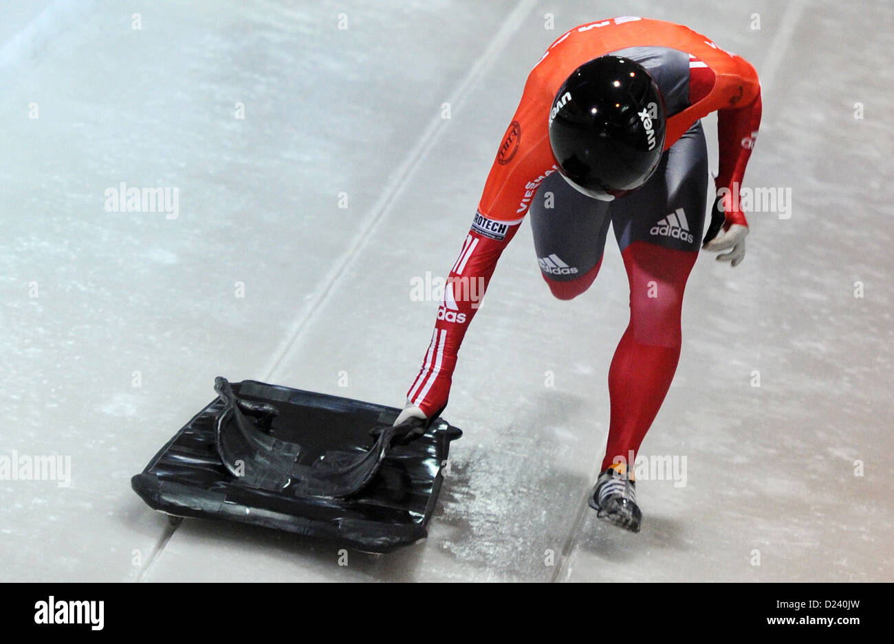 Canadian skeleton pilot Sarah Reid starts a run during the women's ...