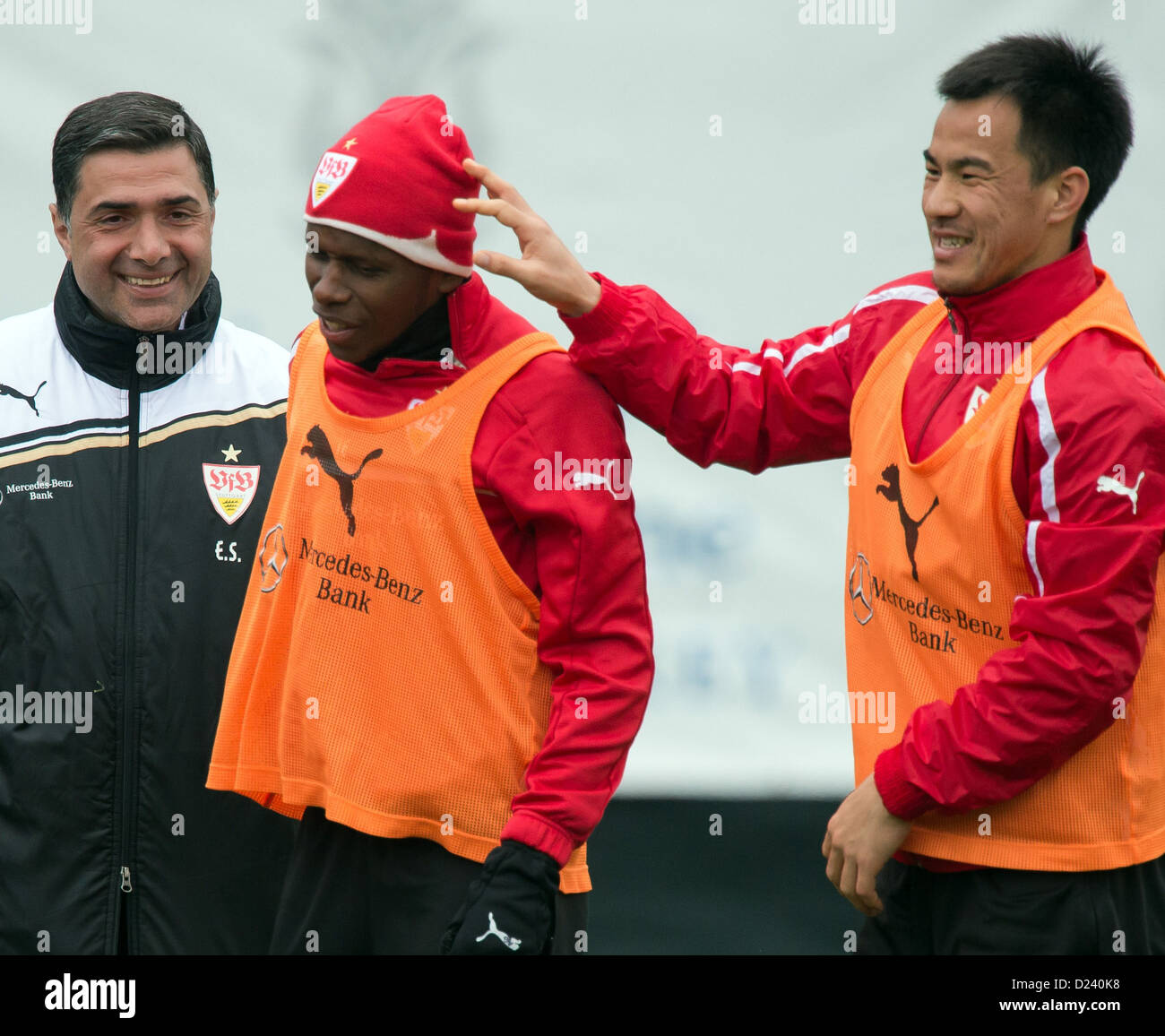 Stuttgart's assistant coach Erdinc Sozer (L) and middle-fielder Shinji ...
