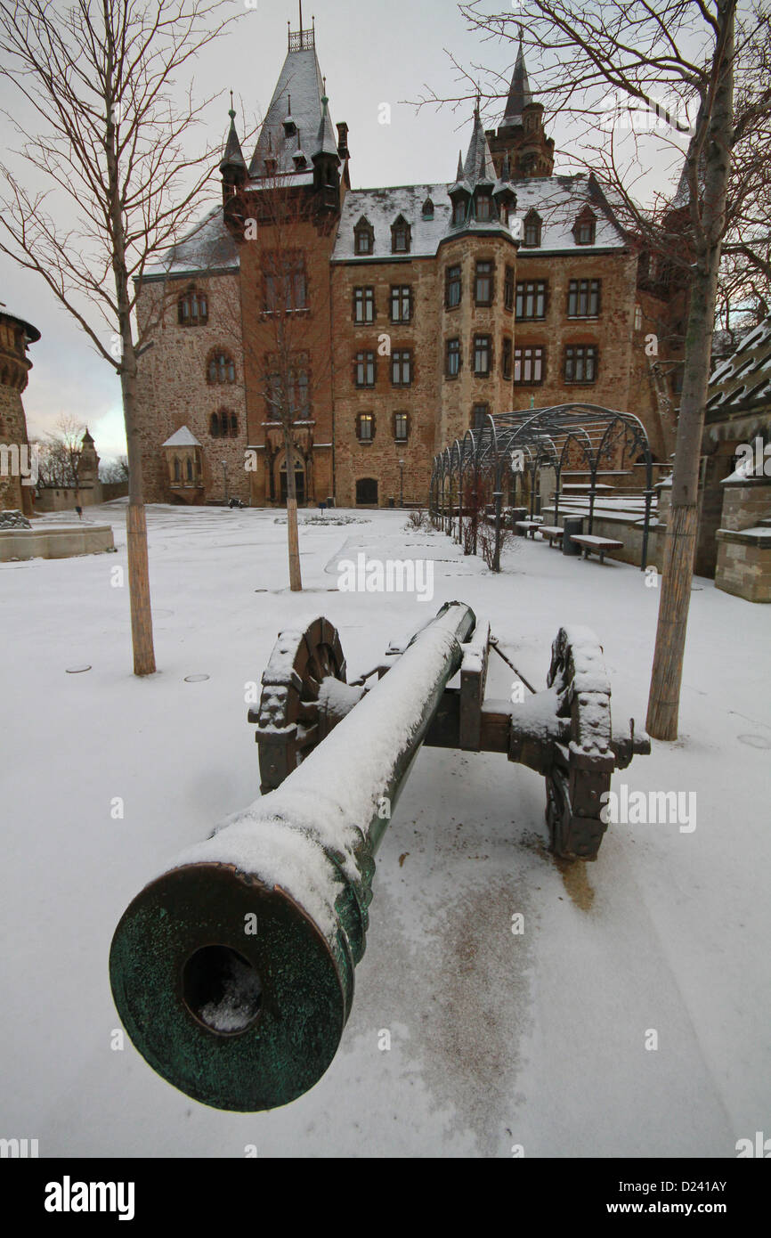 Snow covers a cannon at the terrace of the palace in Wernigerode ...