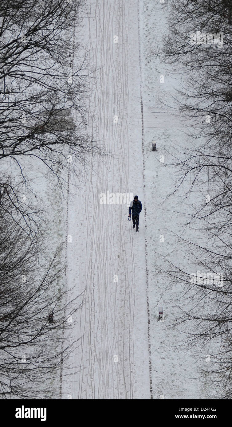 Walk through snow hi-res stock photography and images - Alamy