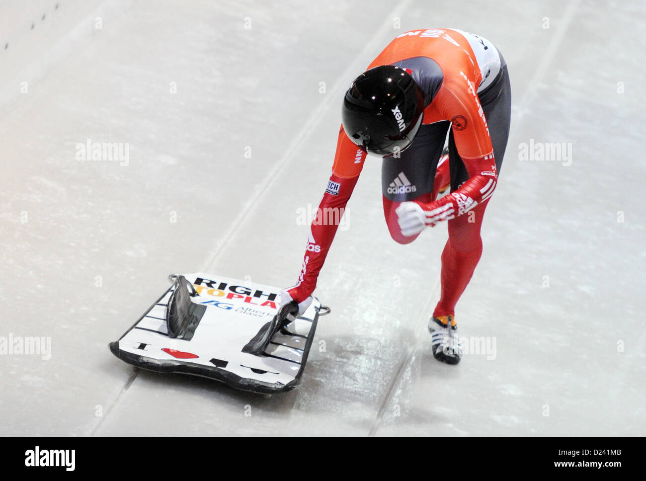 Canadian skeleton pilot Mellisa Hollingsworth in action during the ...