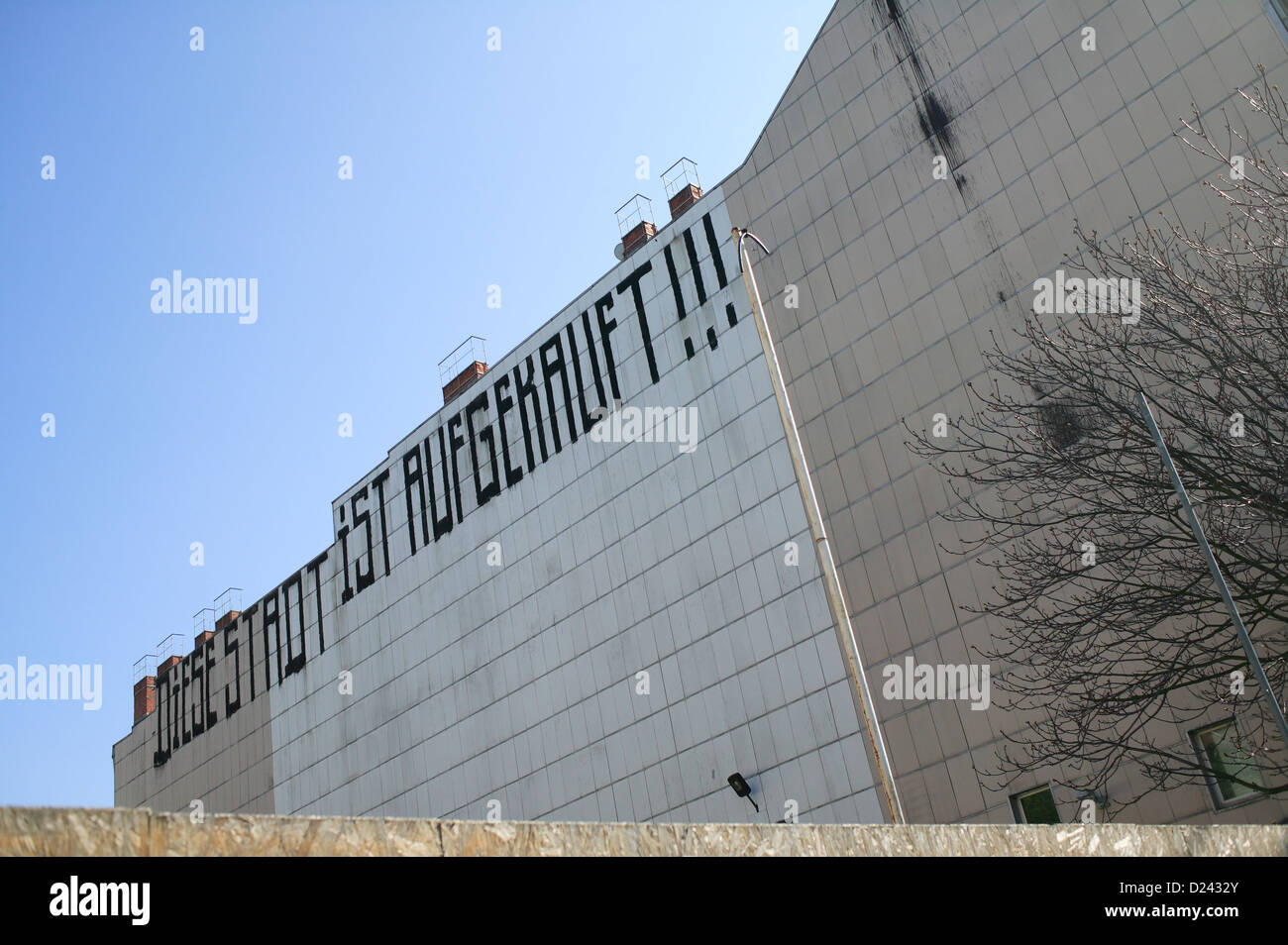 Slogan facade berlin hi-res stock photography and images - Alamy