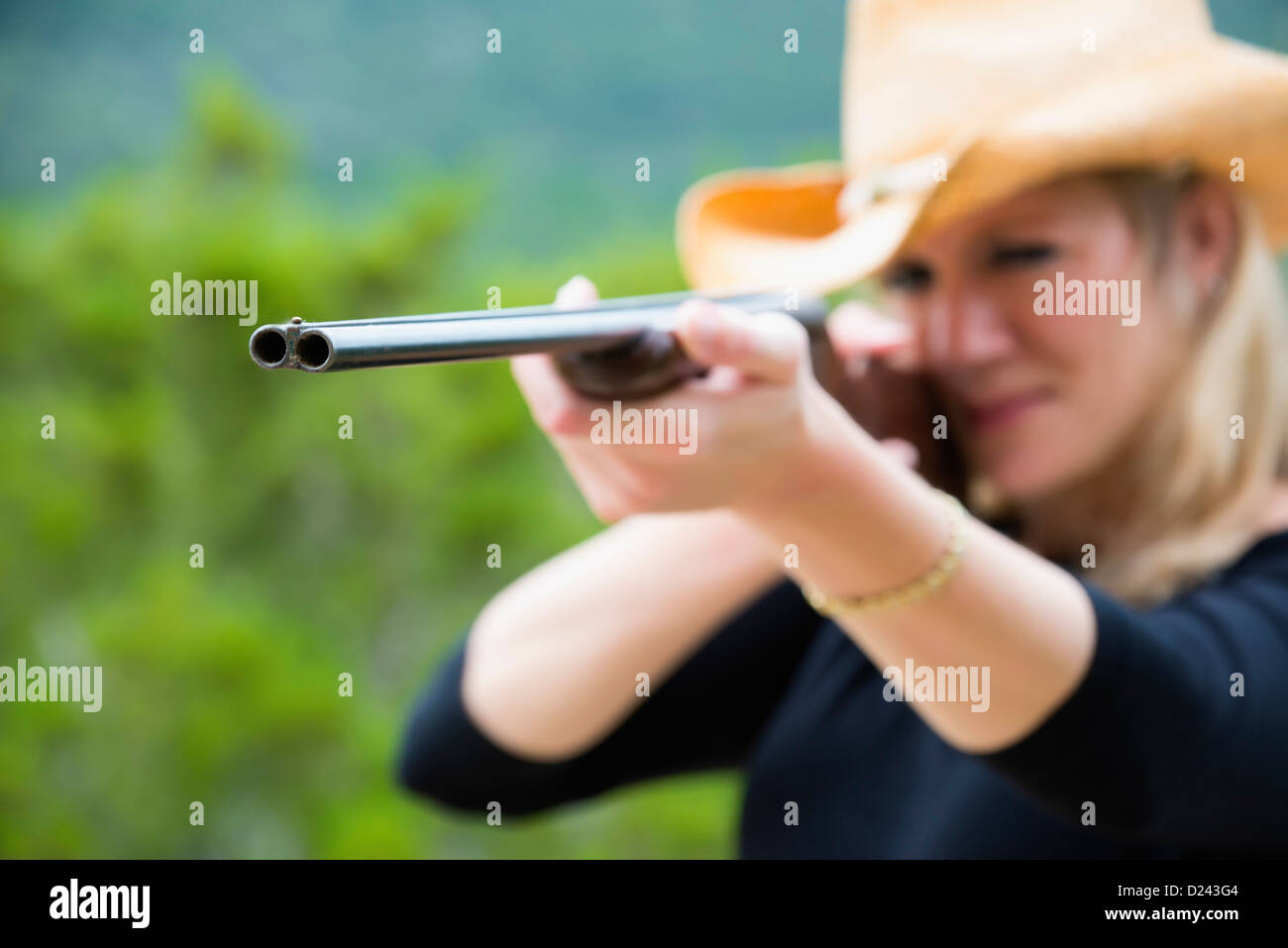 USA, Texas, Mid adult woman aiming rifle Stock Photo - Alamy