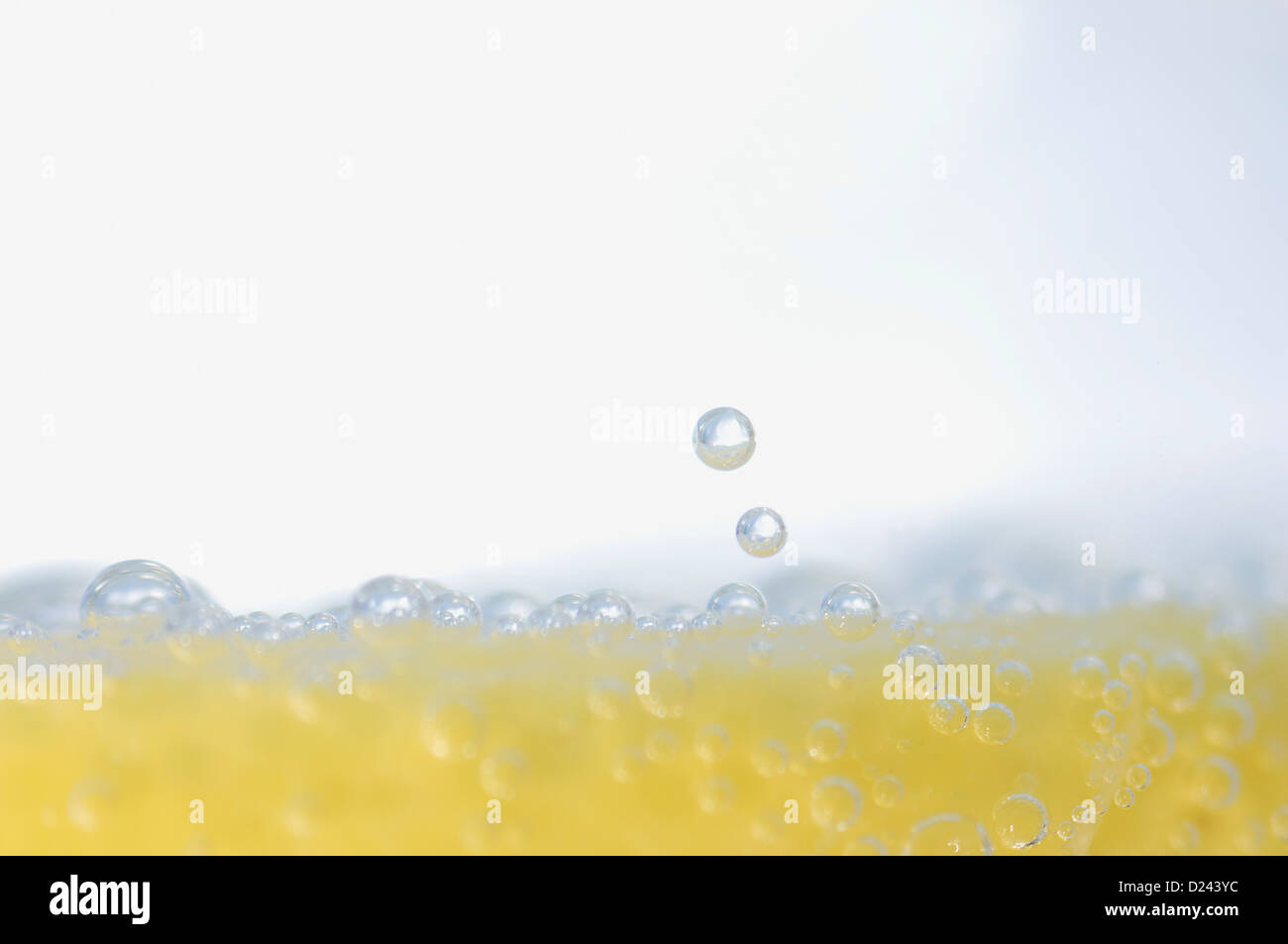 Bubbles in glass of water with lemon slice, close up Stock Photo - Alamy