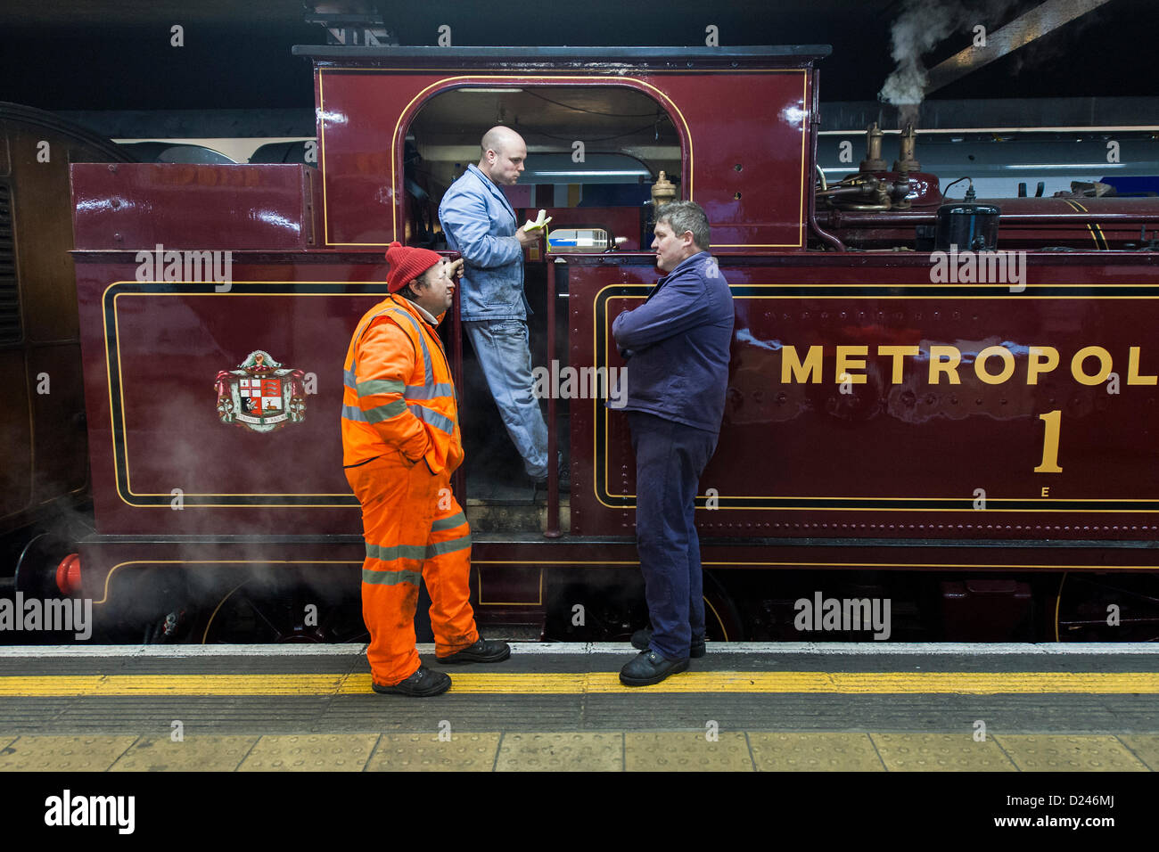 London underground train tube drivers hi-res stock photography and ...