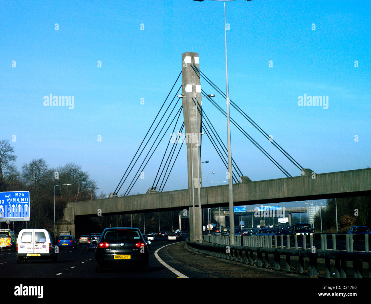 Suspension bridge over m25 motorway hi-res stock photography and images ...