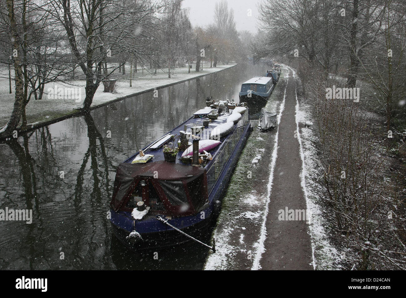 NARROWBOATS IN THE SNOW GRAND JUNCTION CANAL GENERAL VIEWS IN THE SNOW ...