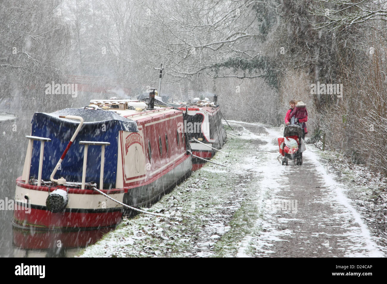 NARROWBOATS IN THE SNOW GRAND JUNCTION CANAL GENERAL VIEWS IN THE SNOW ...