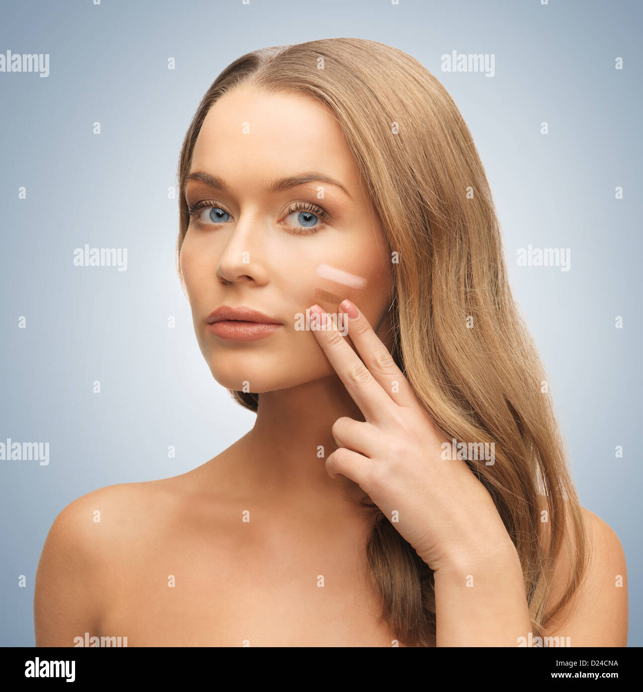 woman applying foundation Stock Photo - Alamy