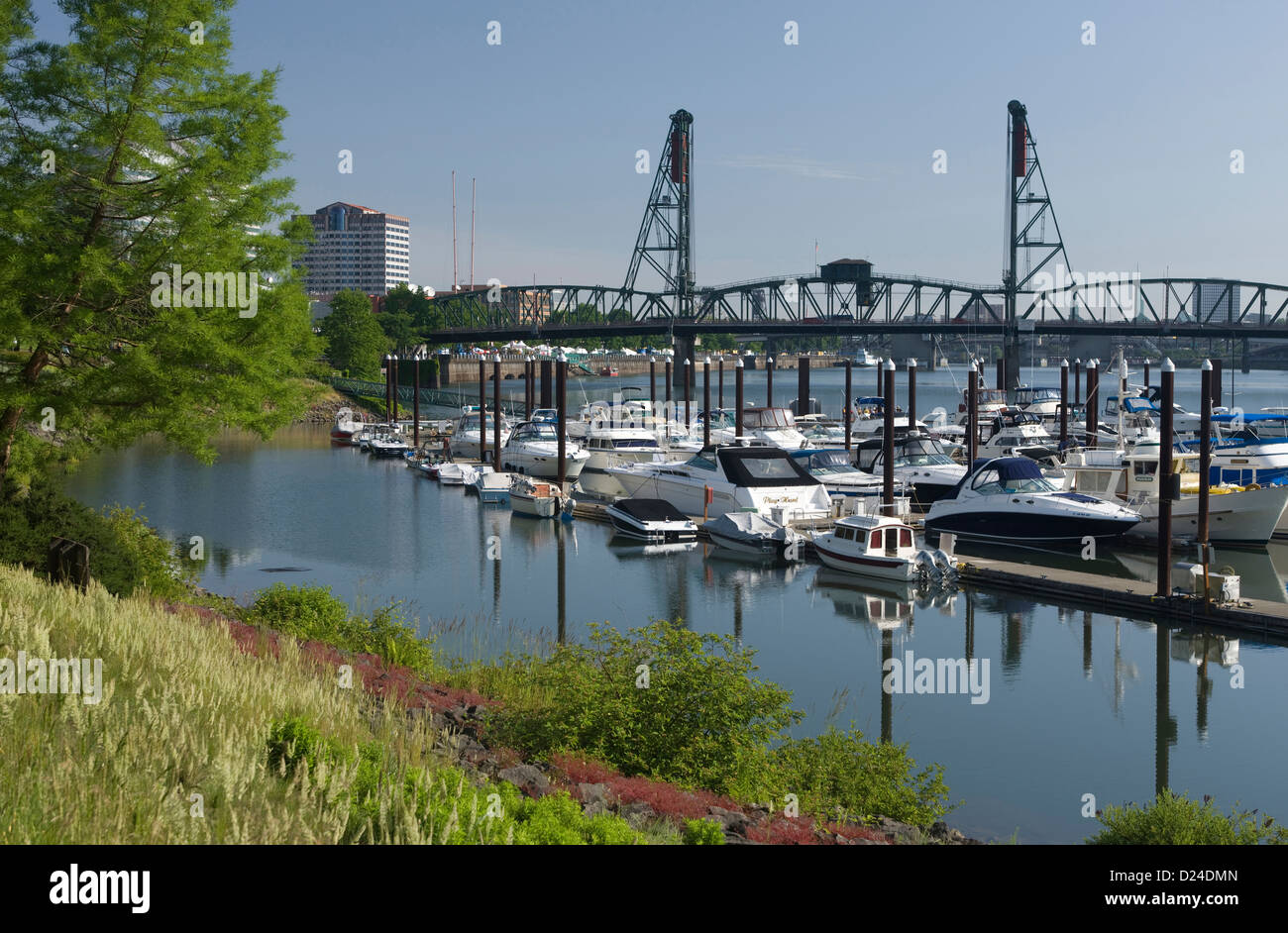 RIVER PLACE MARINA HAWTHORNE BRIDGE WATERFRONT PARK WILLAMETTE RIVER PORTLAND OREGON USA Stock ...