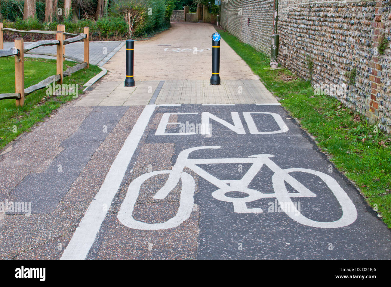 Bicycle path road markings hi-res stock photography and images - Alamy