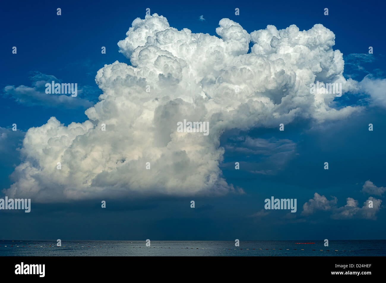Thunder clouds hi-res stock photography and images - Alamy