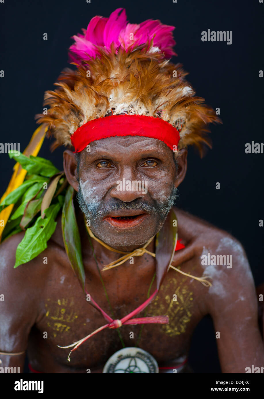 Traditional dress papua new guinea hi-res stock photography and images ...