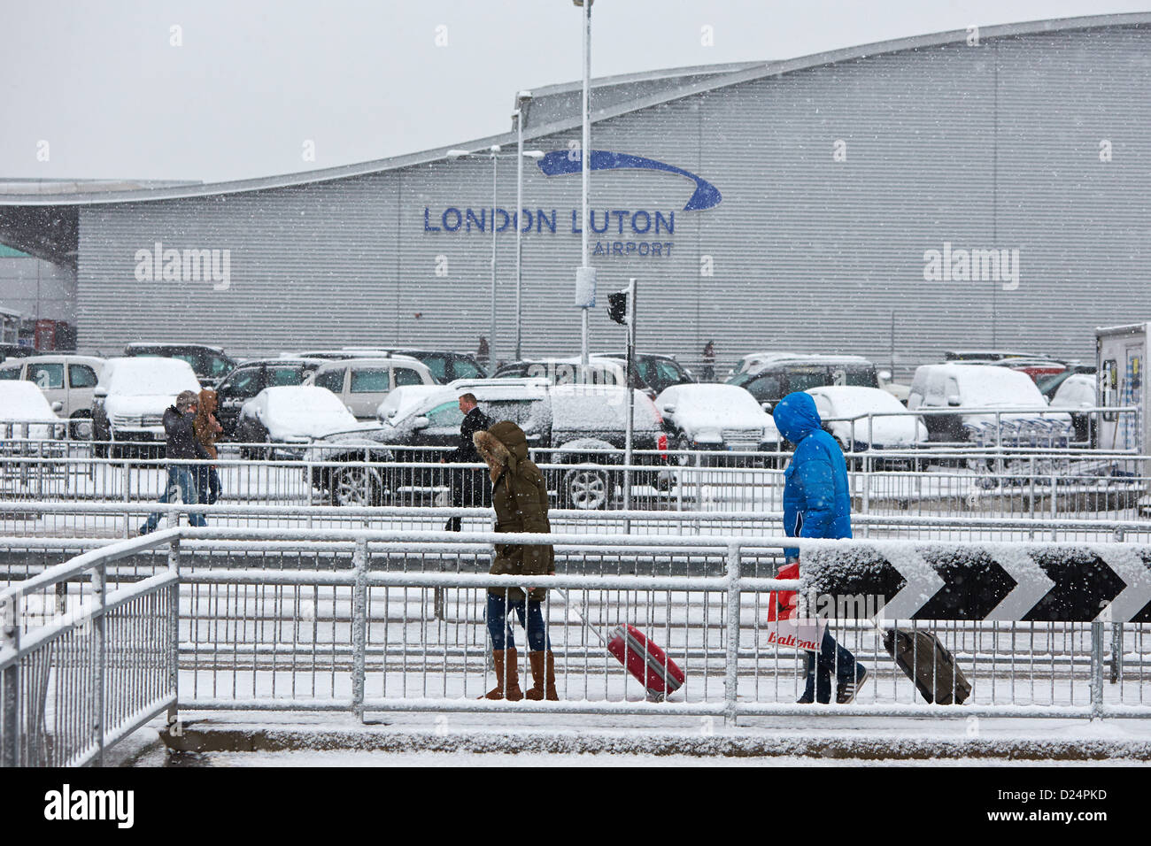 Passengers walk through snow at Luton Airport Terminal Stock Photo - Alamy