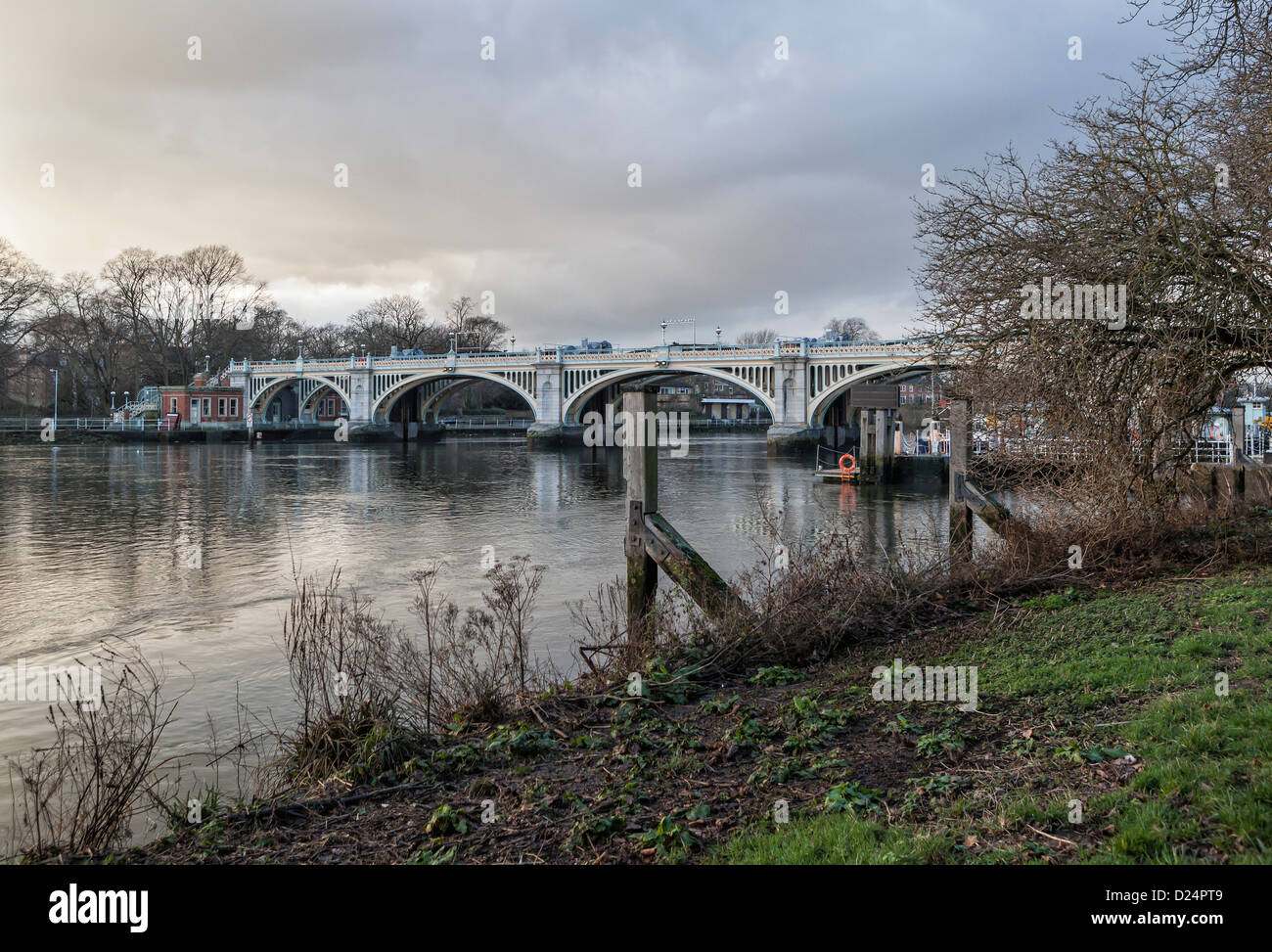 The Richmond lock and footbridge over the river Thames at dusk ...