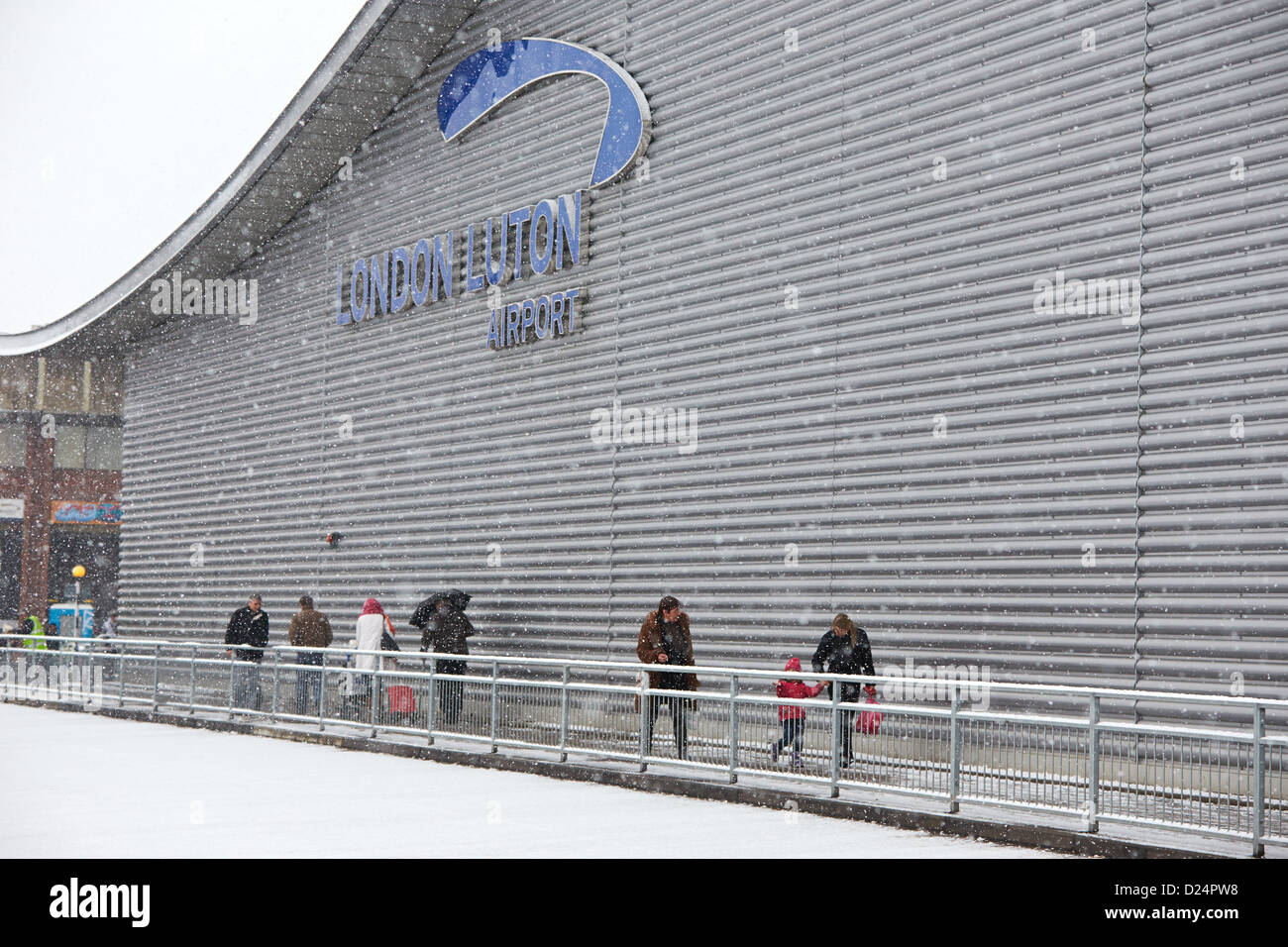 Passengers walk through snow at Luton Airport Terminal Stock Photo - Alamy