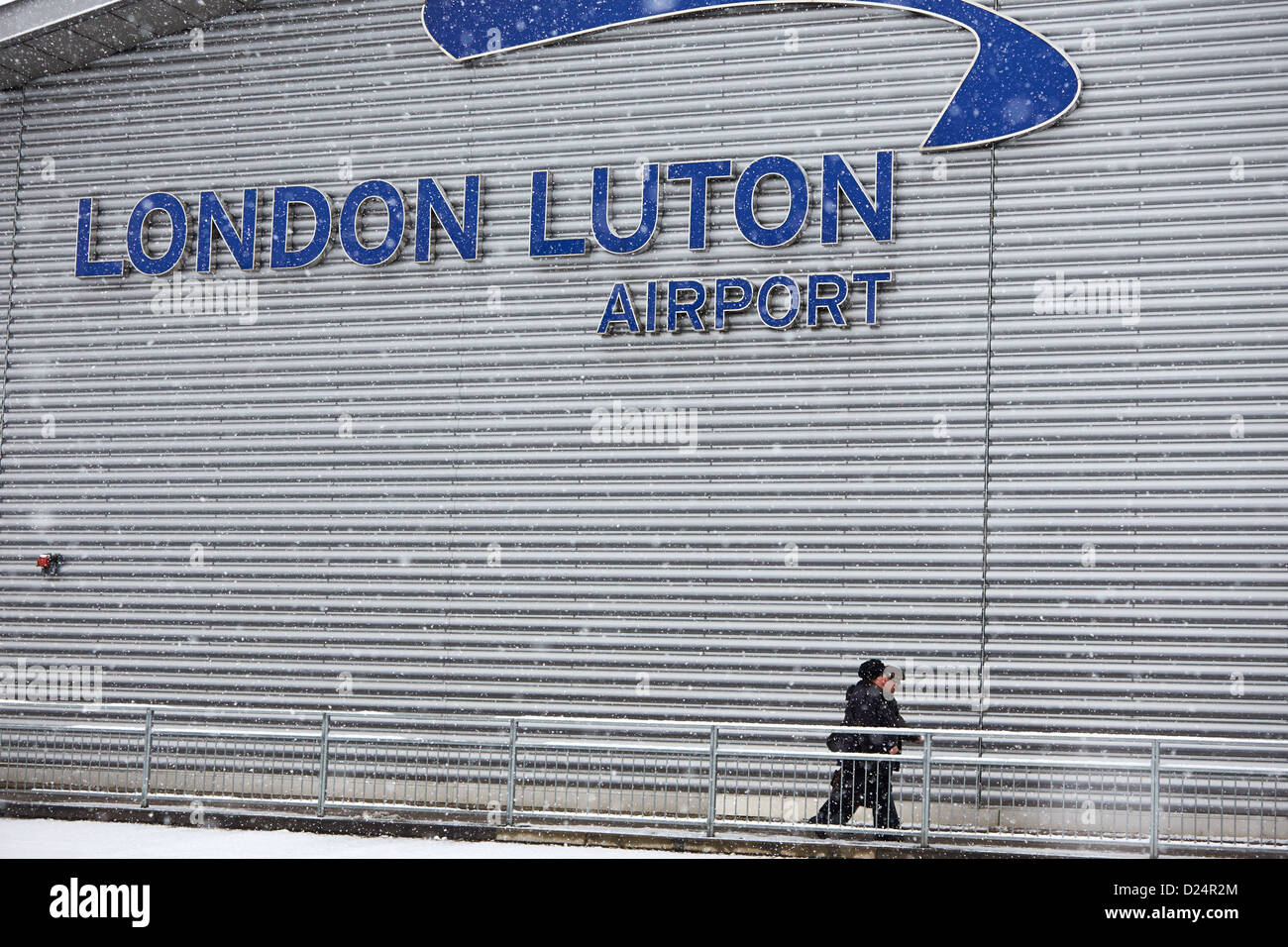 Passengers walk through snow at Luton Airport Terminal Stock Photo - Alamy