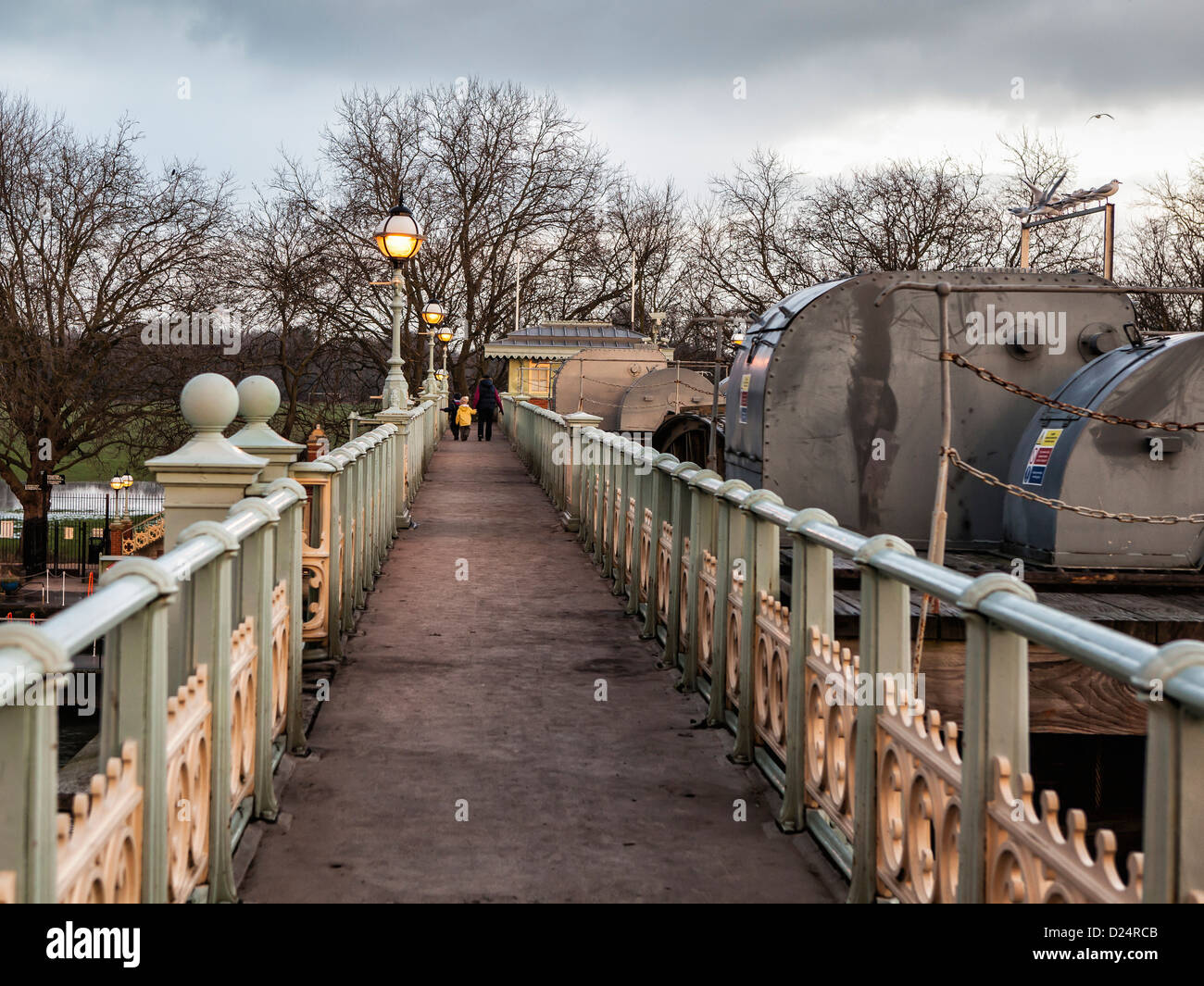 Richmond lock footbridge hi-res stock photography and images - Alamy