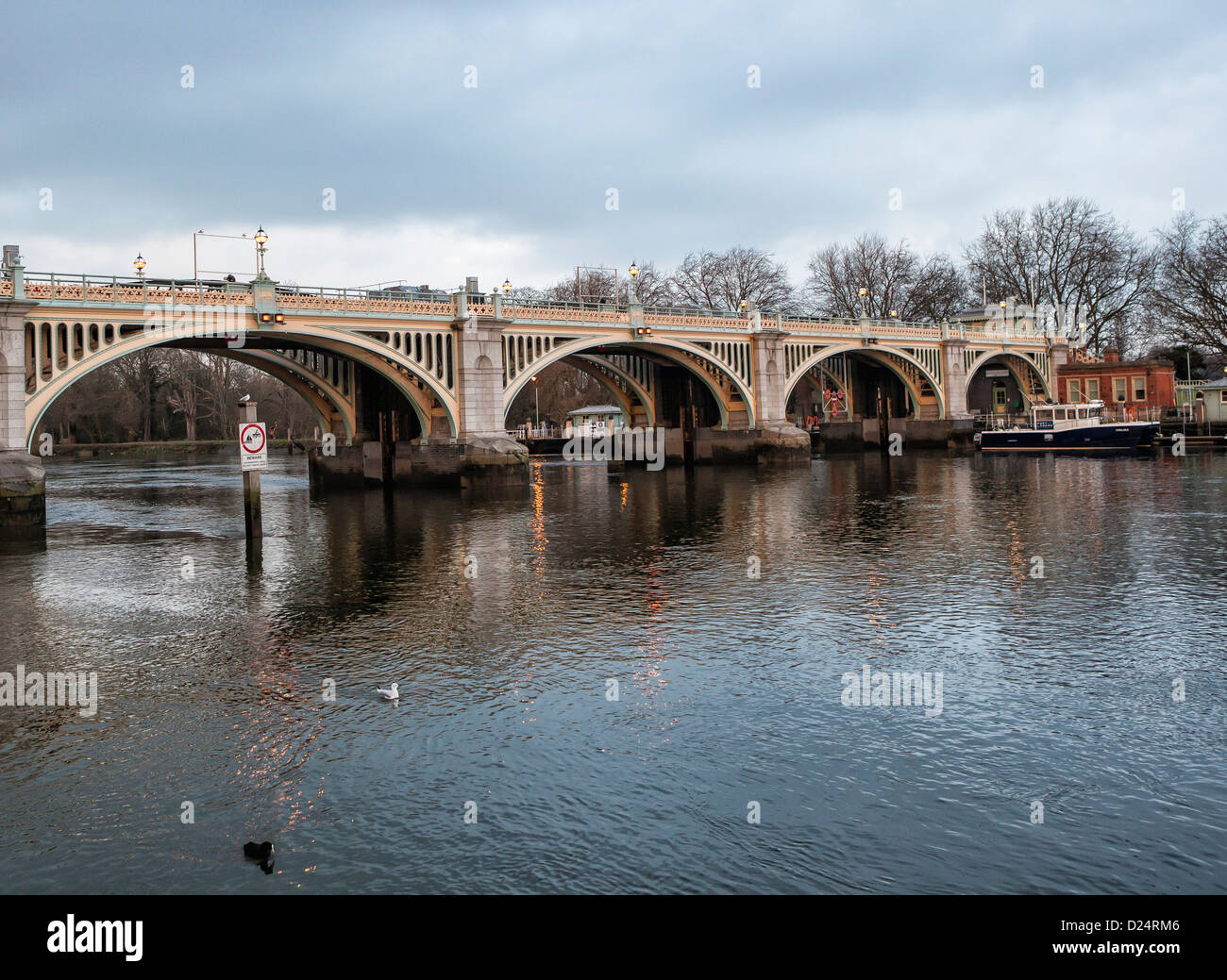 Richmond lock and footbridge - Richmond upon Thames, Surrey Stock Photo ...