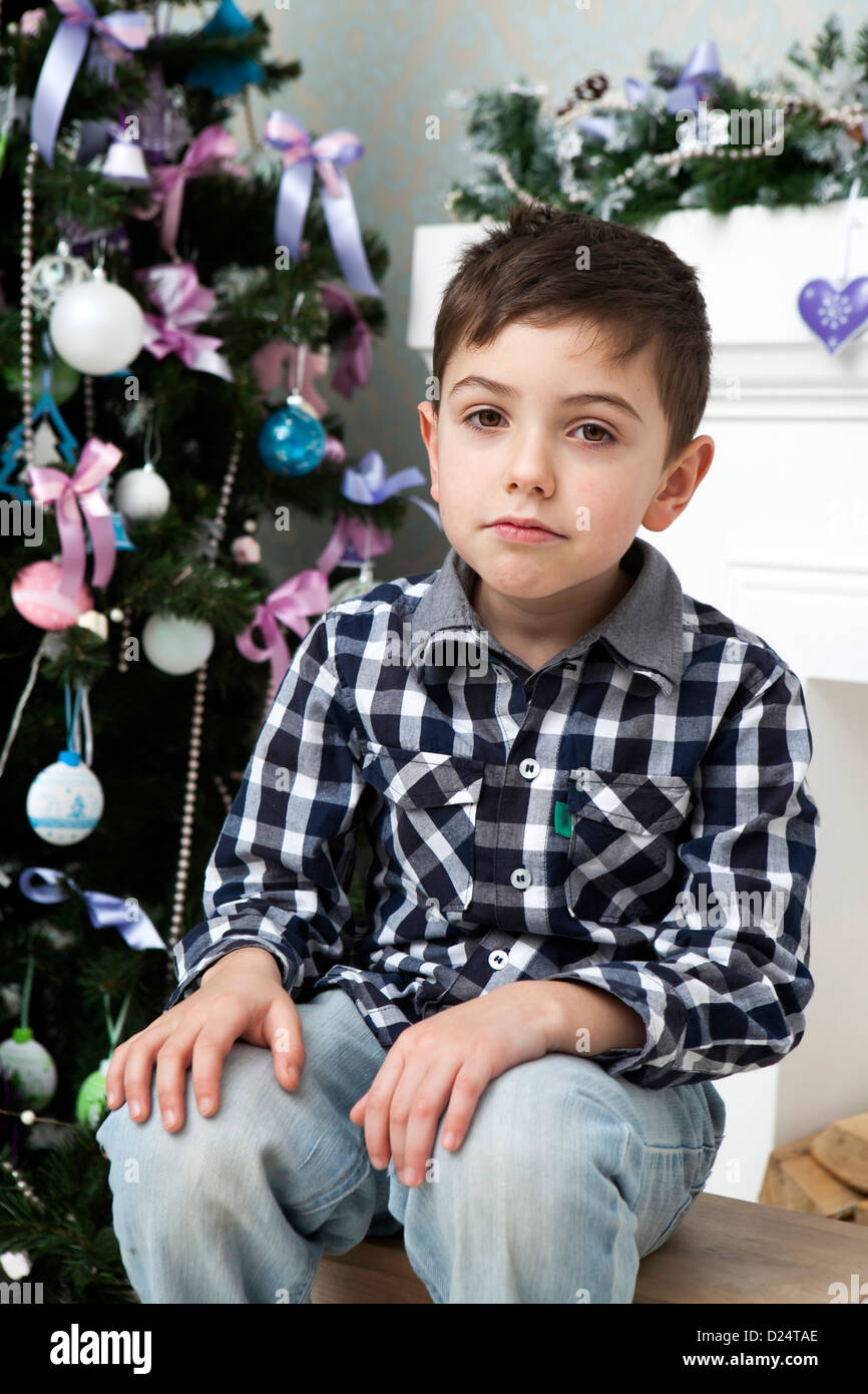 Boy looking around a corner hi-res stock photography and images - Alamy