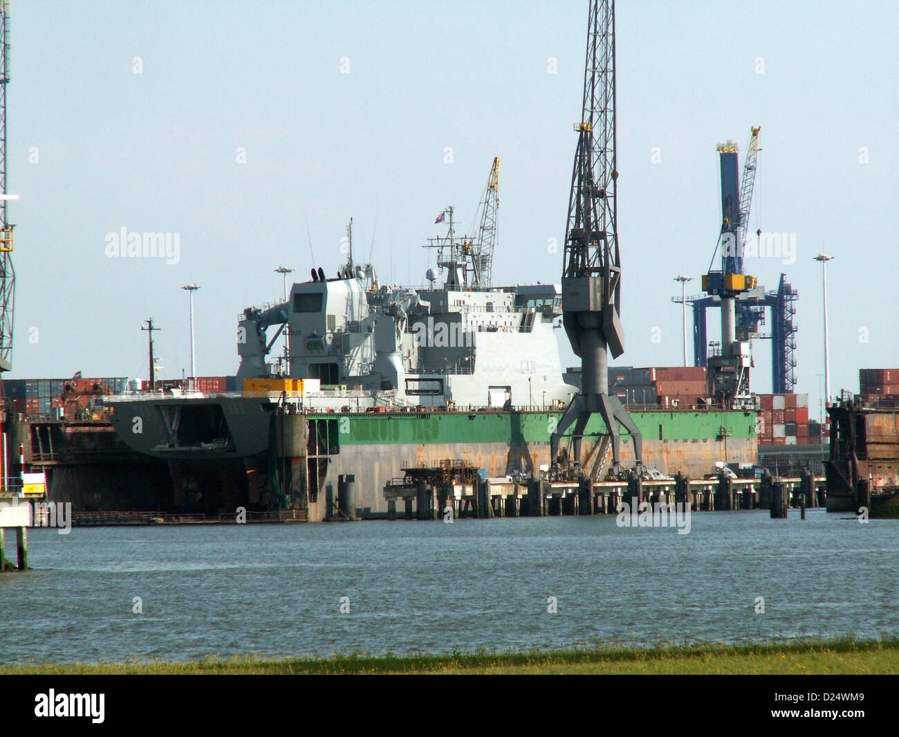 The HMNZS Canterbury L421, a Royal New Zealand Navy amphibious assault ...