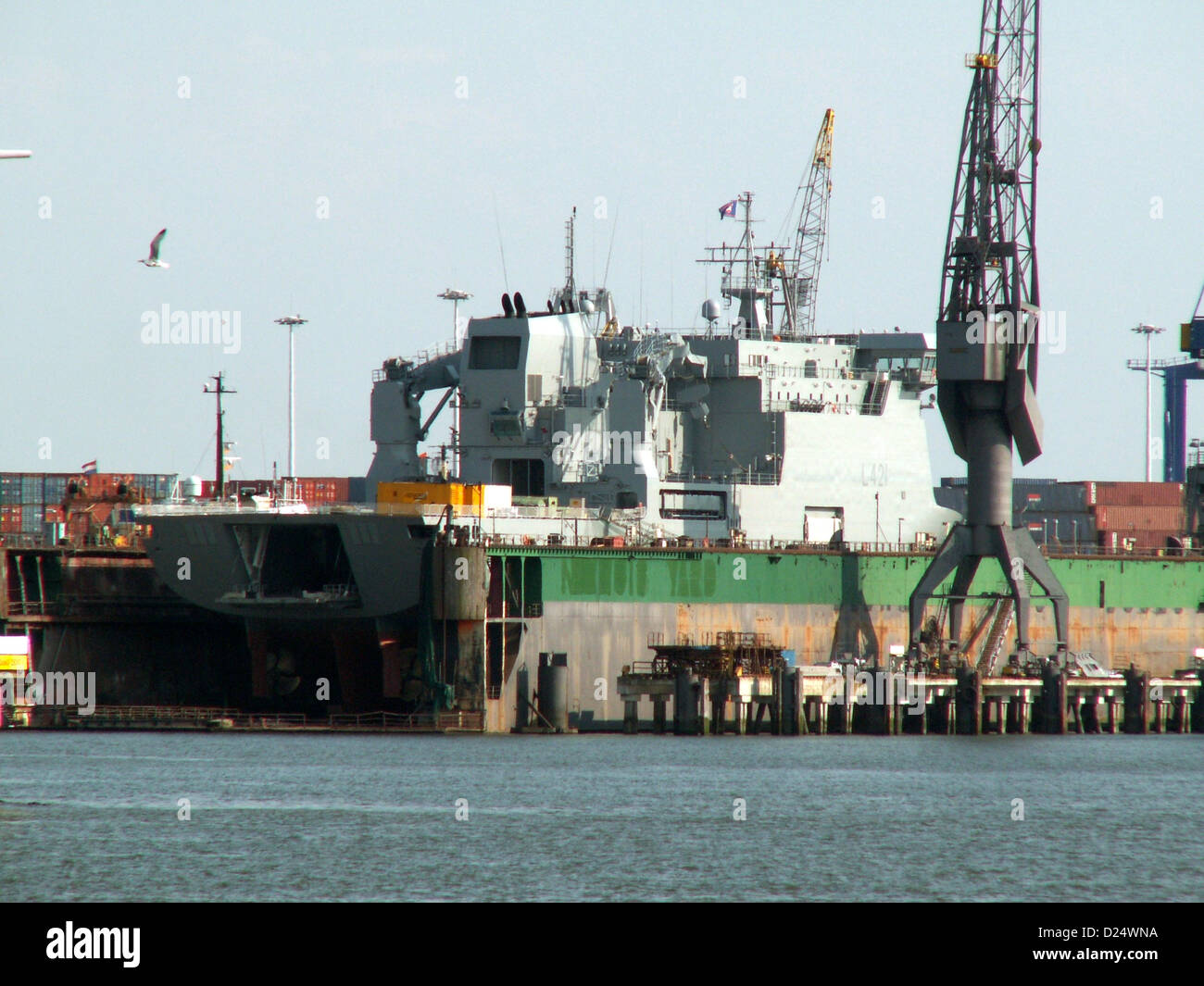 The HMNZS Canterbury L421, a Royal New Zealand Navy amphibious assault ...