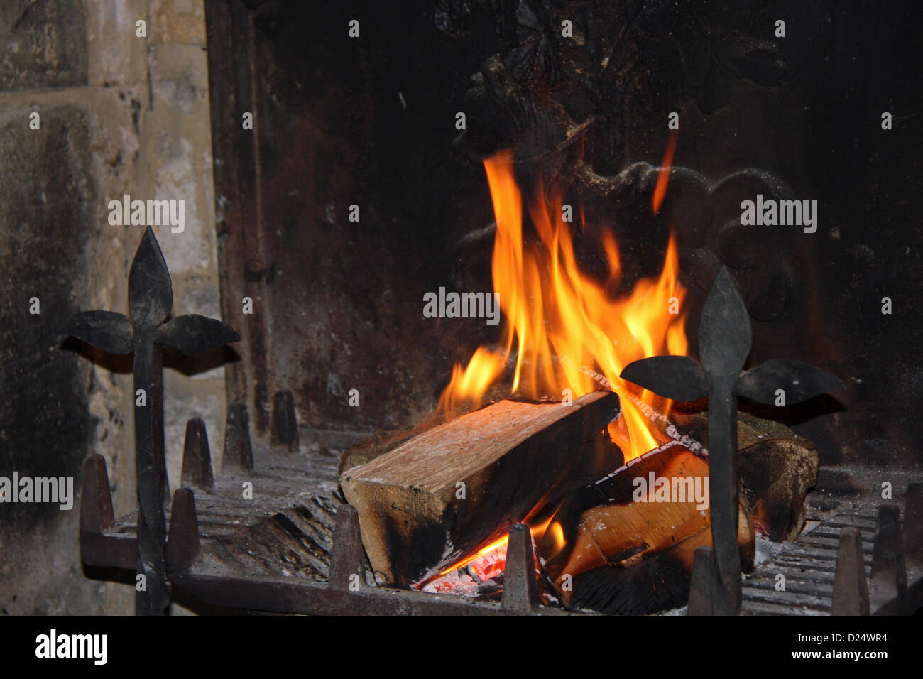 Log fire hi-res stock photography and images - Alamy