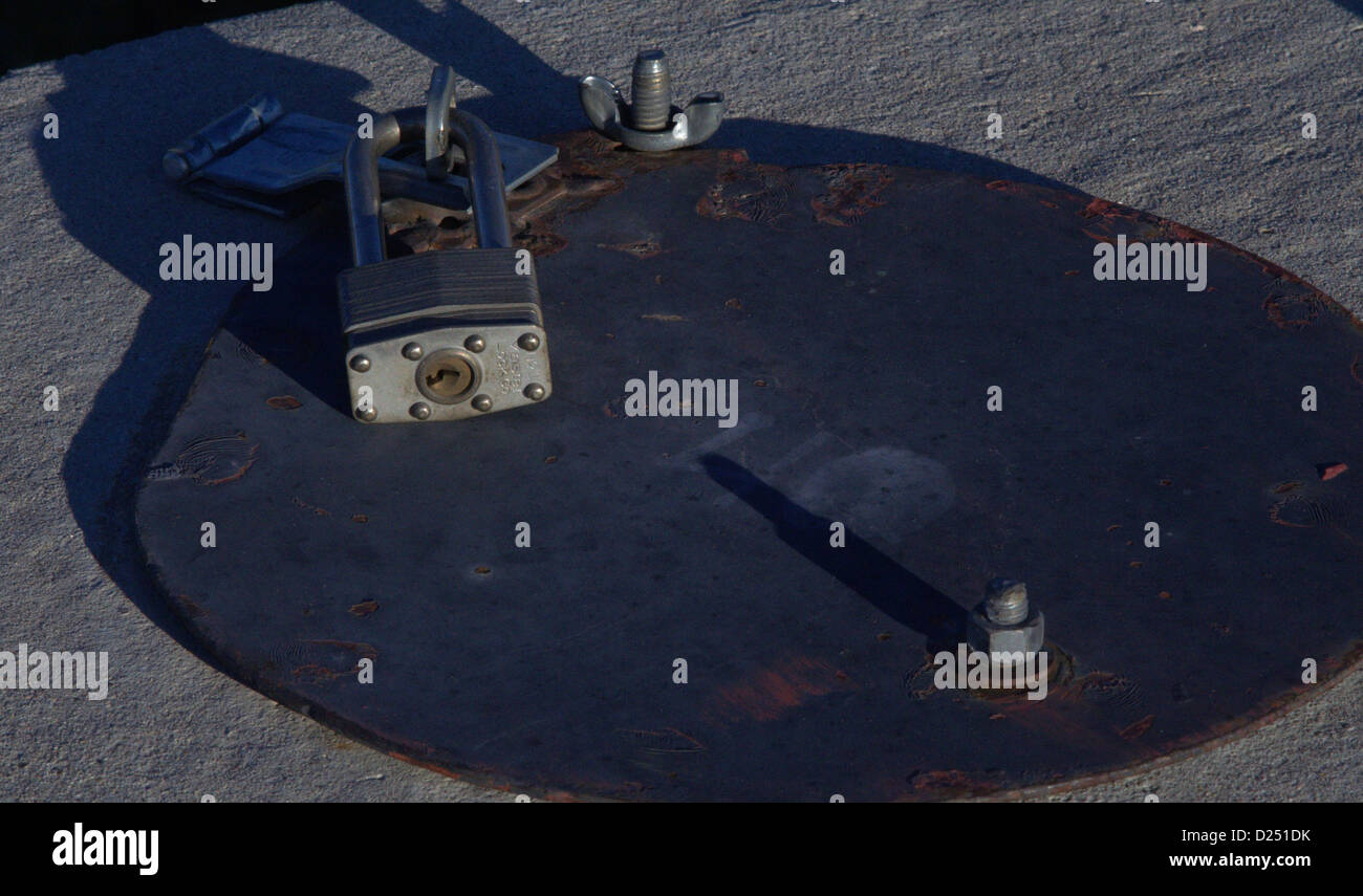 Steel cover hi-res stock photography and images - Alamy