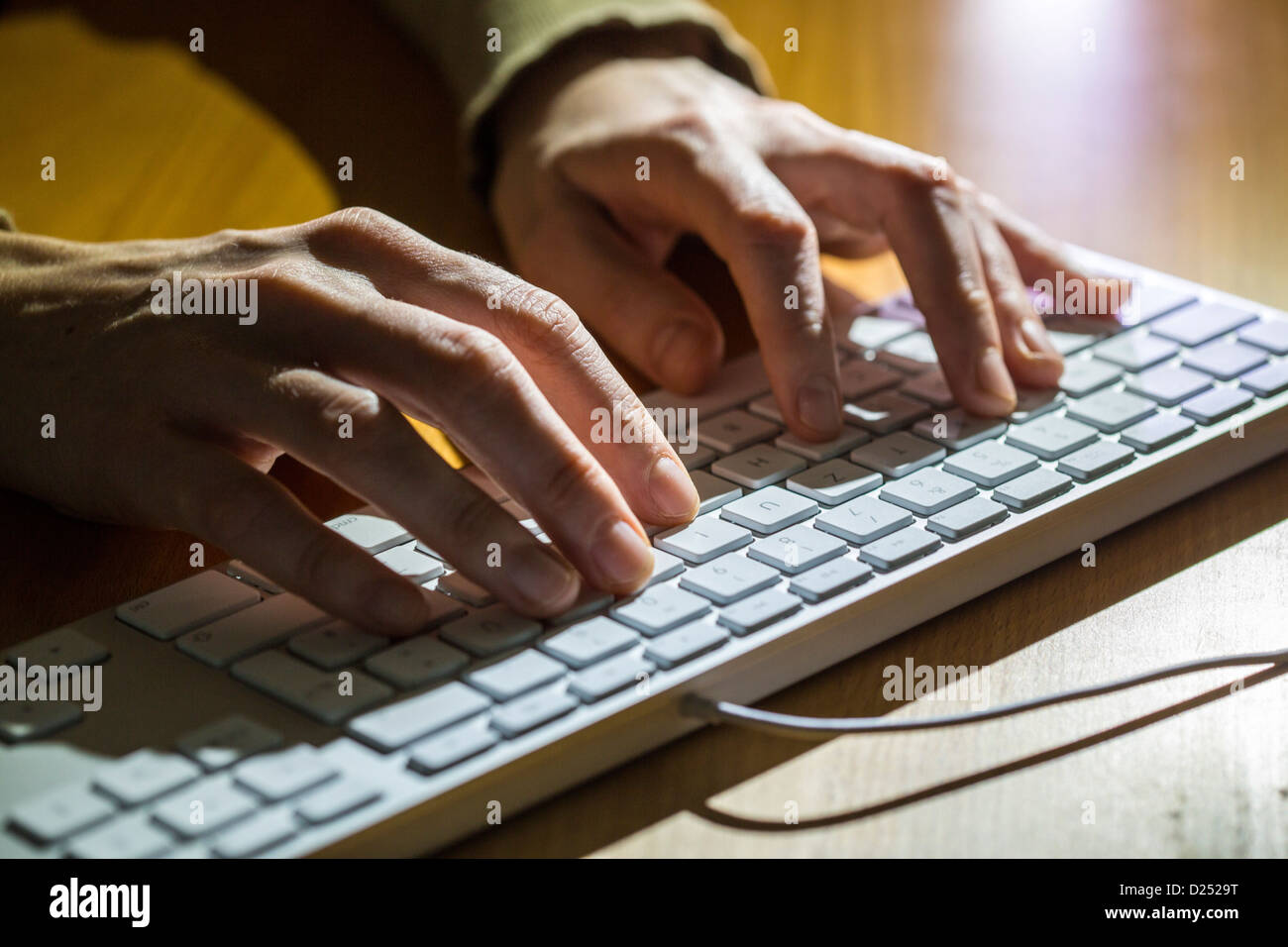 Hands and keyboard hi-res stock photography and images - Alamy