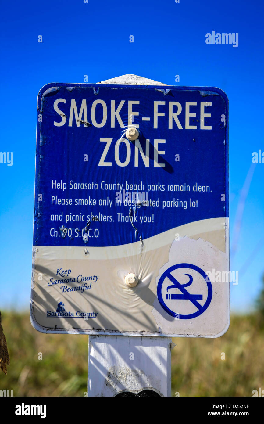 Smoke-Free Zone signpost at Turtle beach FL Stock Photo - Alamy