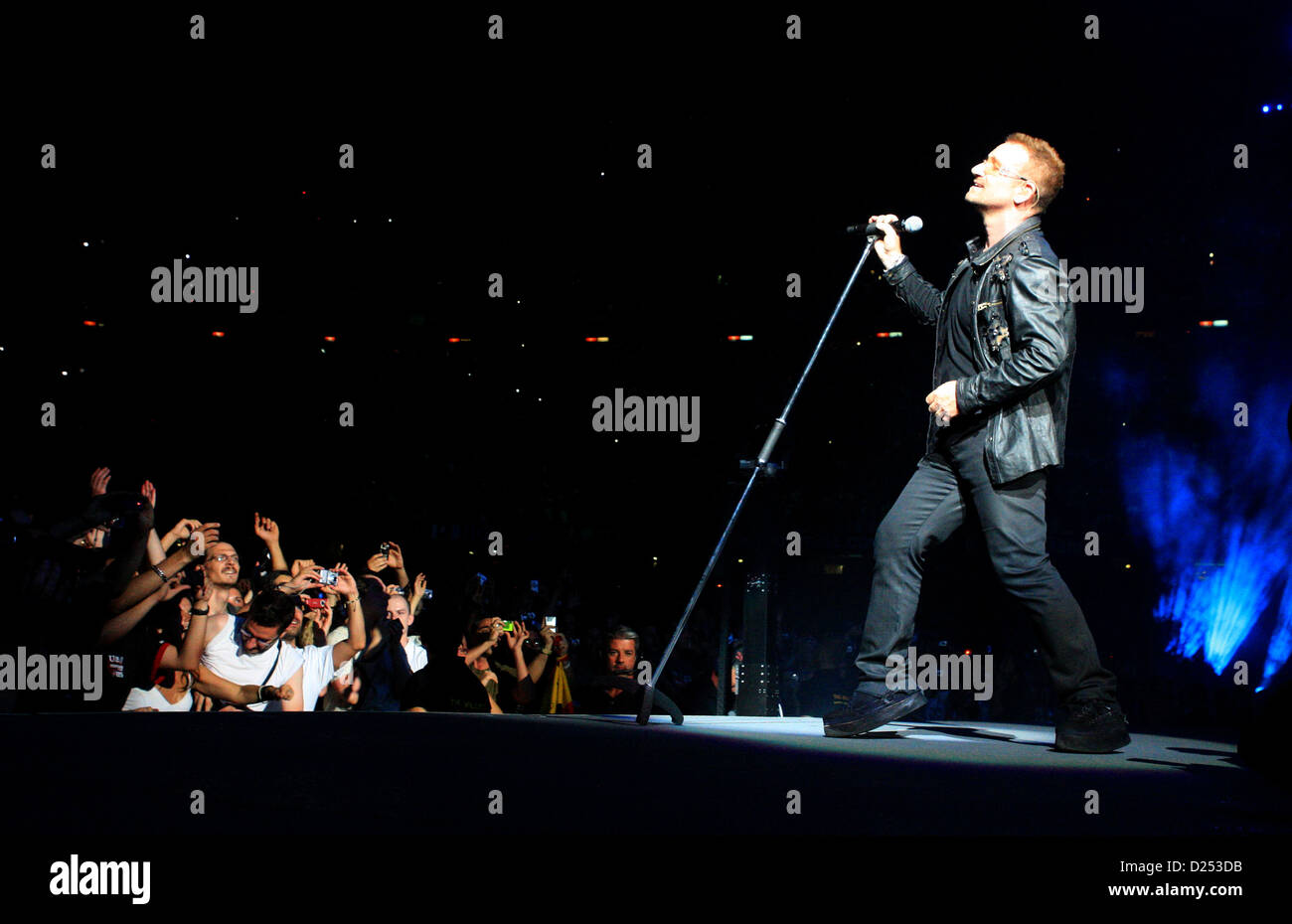 U2 concert crowd hi-res stock photography and images - Alamy