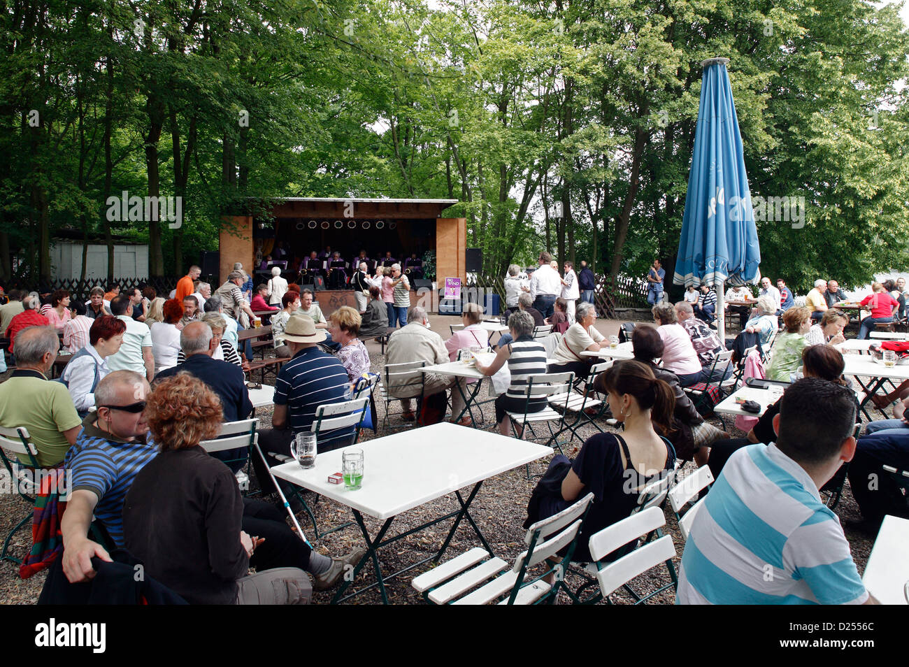 Berlin, Germany, guests in the beer garden Zenner in Treptow Park Stock ...