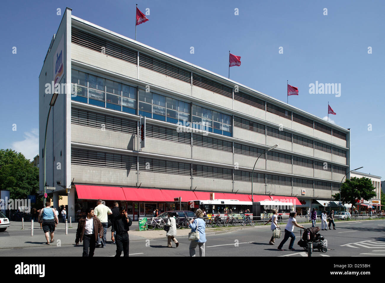 Geschaeftsgebaeude season department store hi-res stock photography and ...