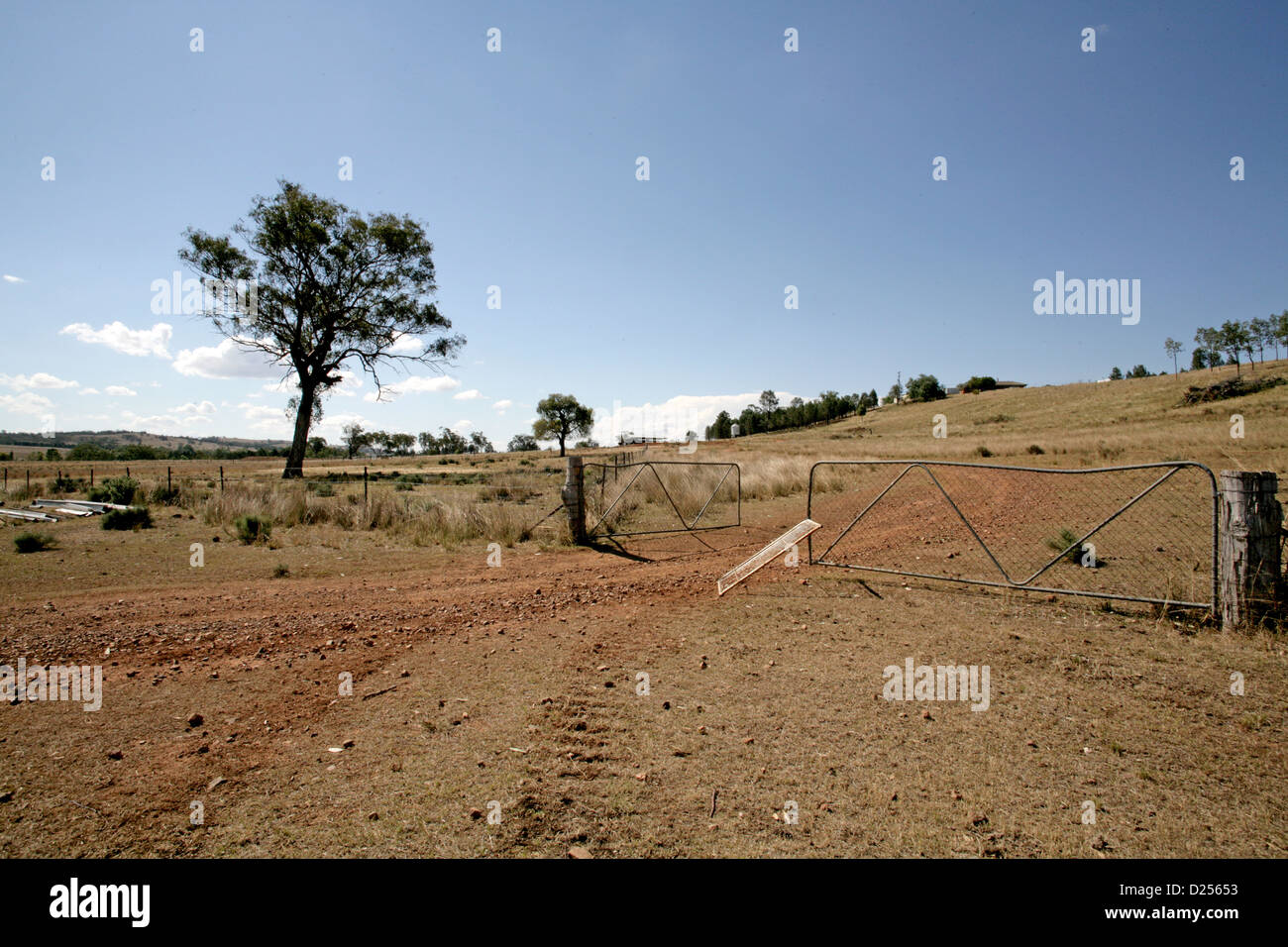 Outback, gate and fence Stock Photo - Alamy