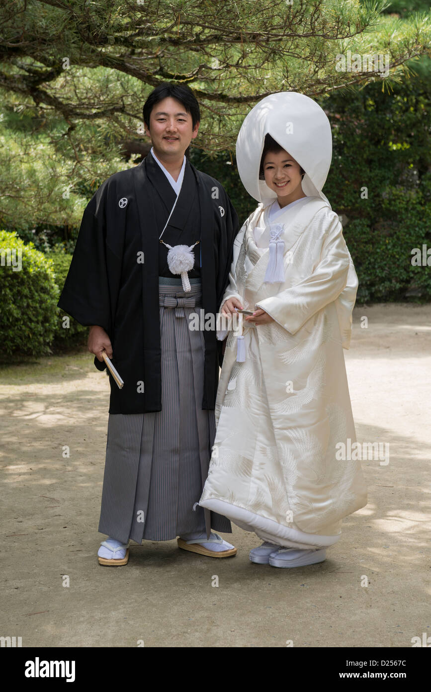 Japanese Wedding Couple in the Gardens of Heian Shrine, Kyoto Japan ...