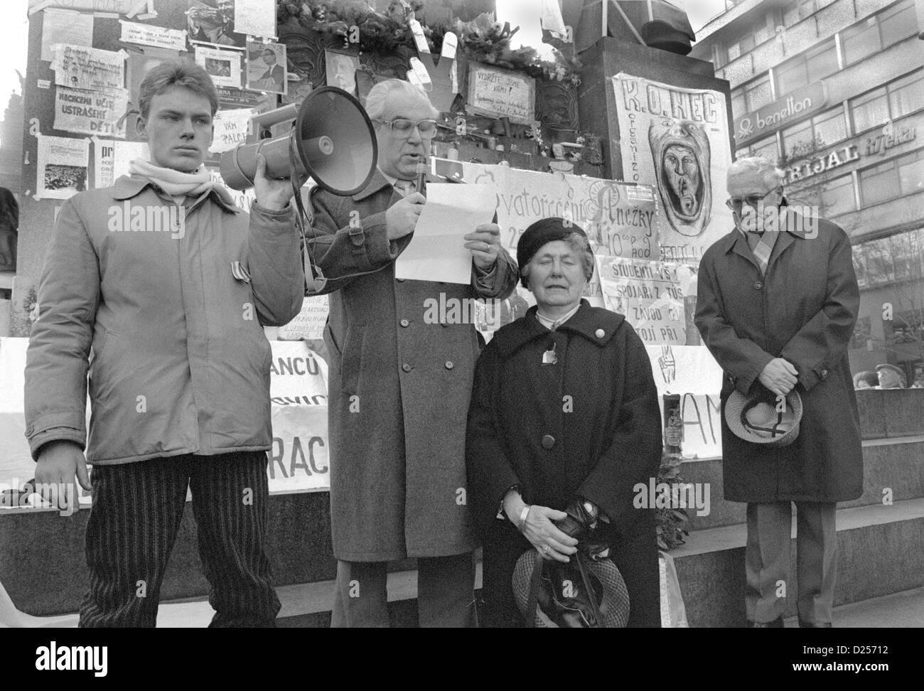 Velvet revolution czechoslovakia hi-res stock photography and images ...