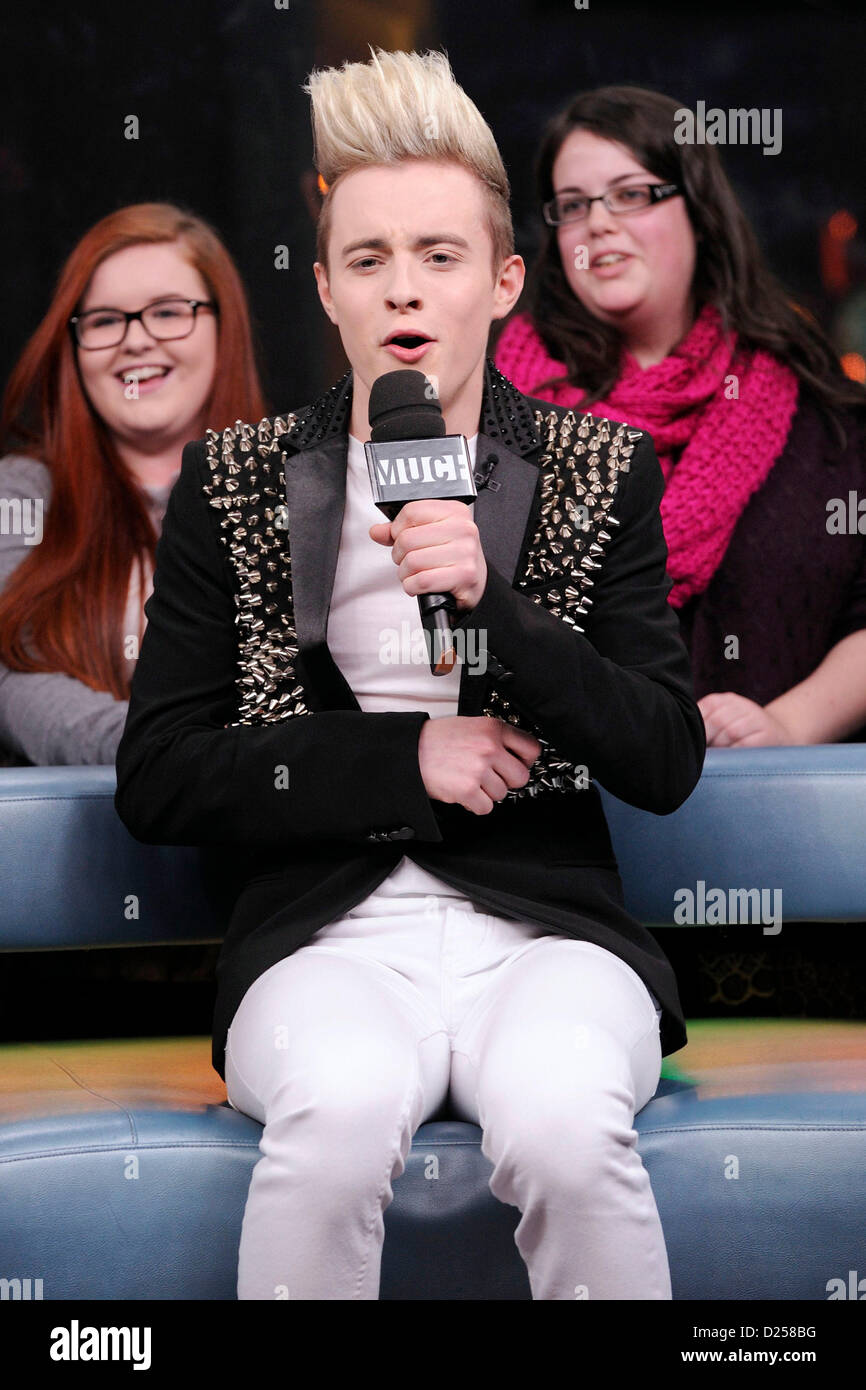 Identical twins known as hi-res stock photography and images - Alamy