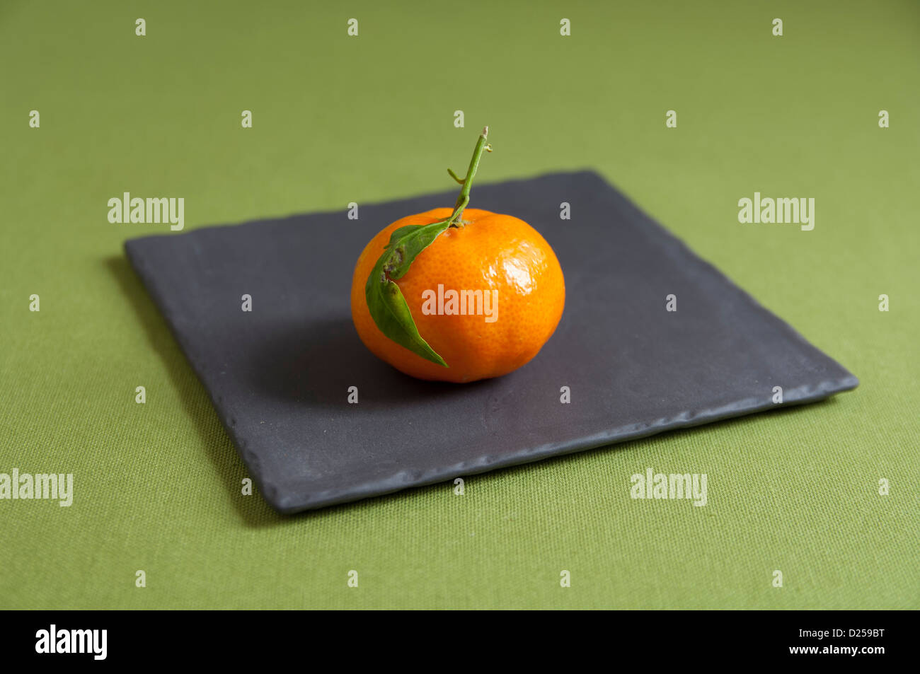 Close-up view of Italian organic Mandarin on a plate Stock Photo - Alamy