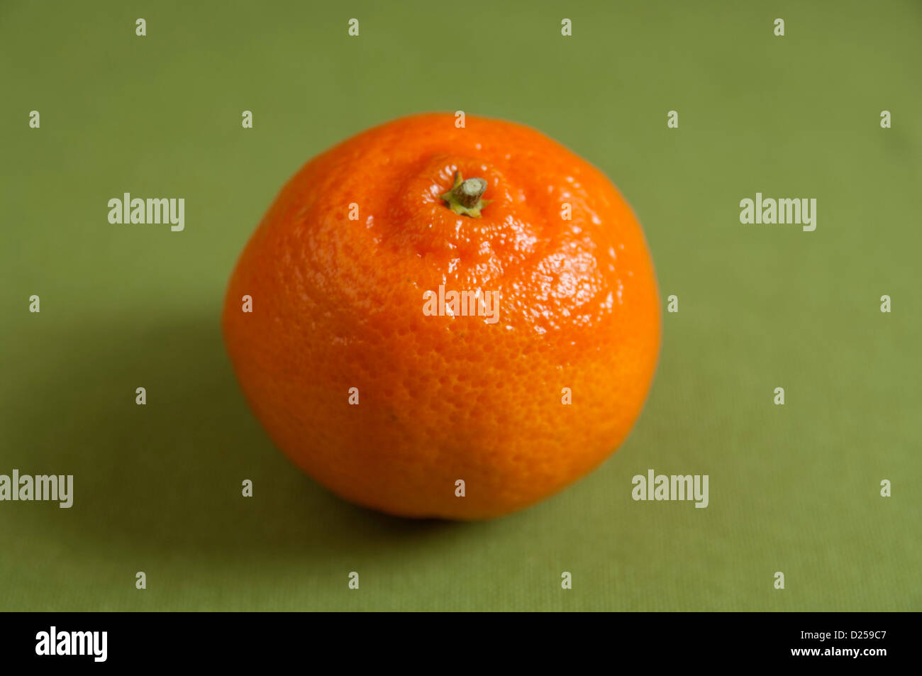 Close up view of organic Mandarin Stock Photo - Alamy