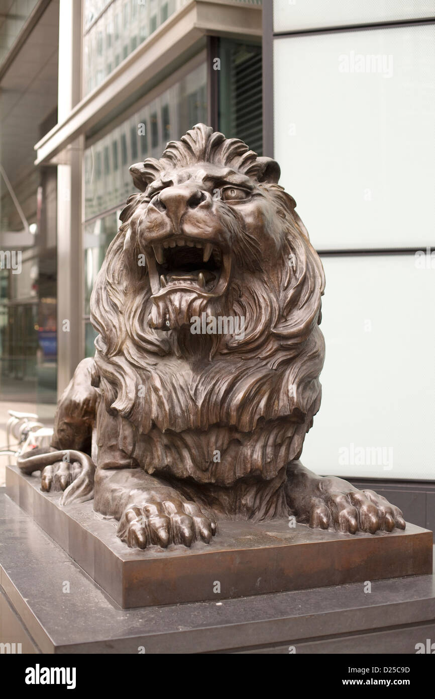 Hsbc lion sculpture hi-res stock photography and images - Alamy