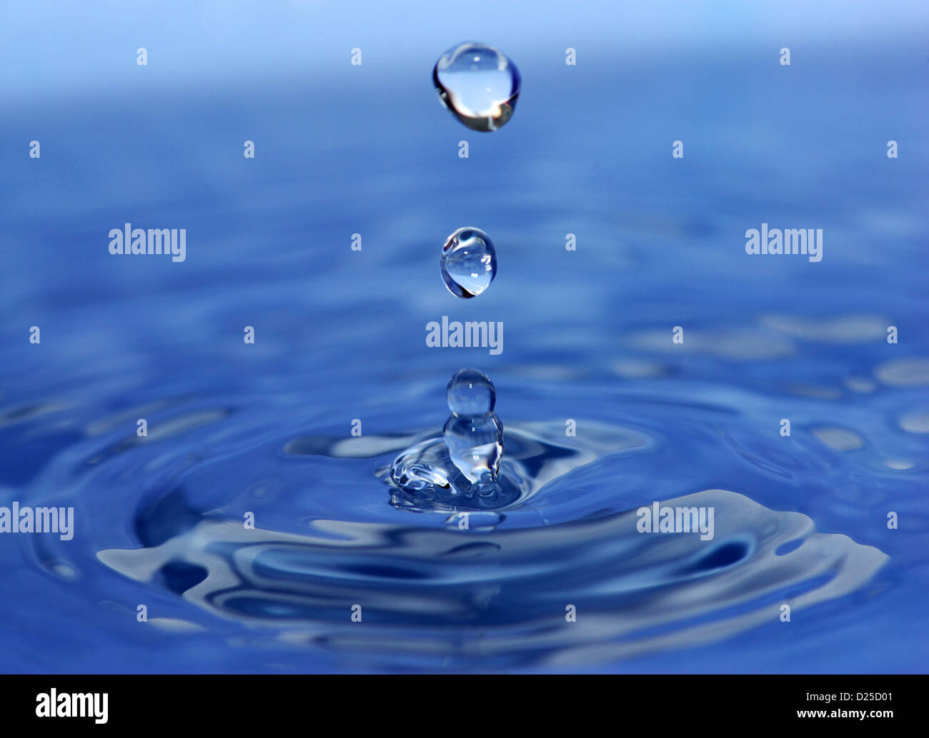 Round water drop hi-res stock photography and images - Alamy
