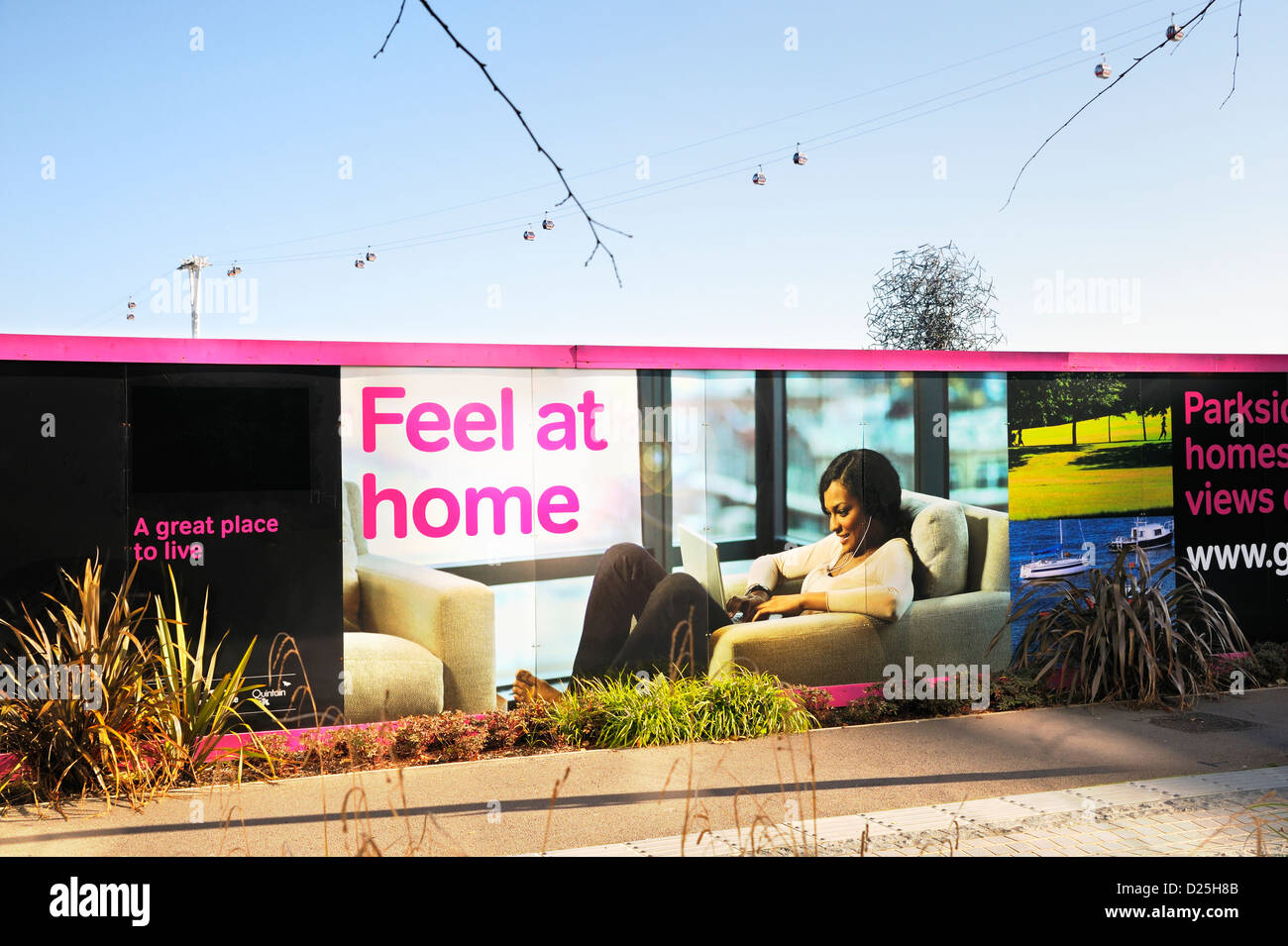 Hoarding advertising advertisement hi-res stock photography and images ...