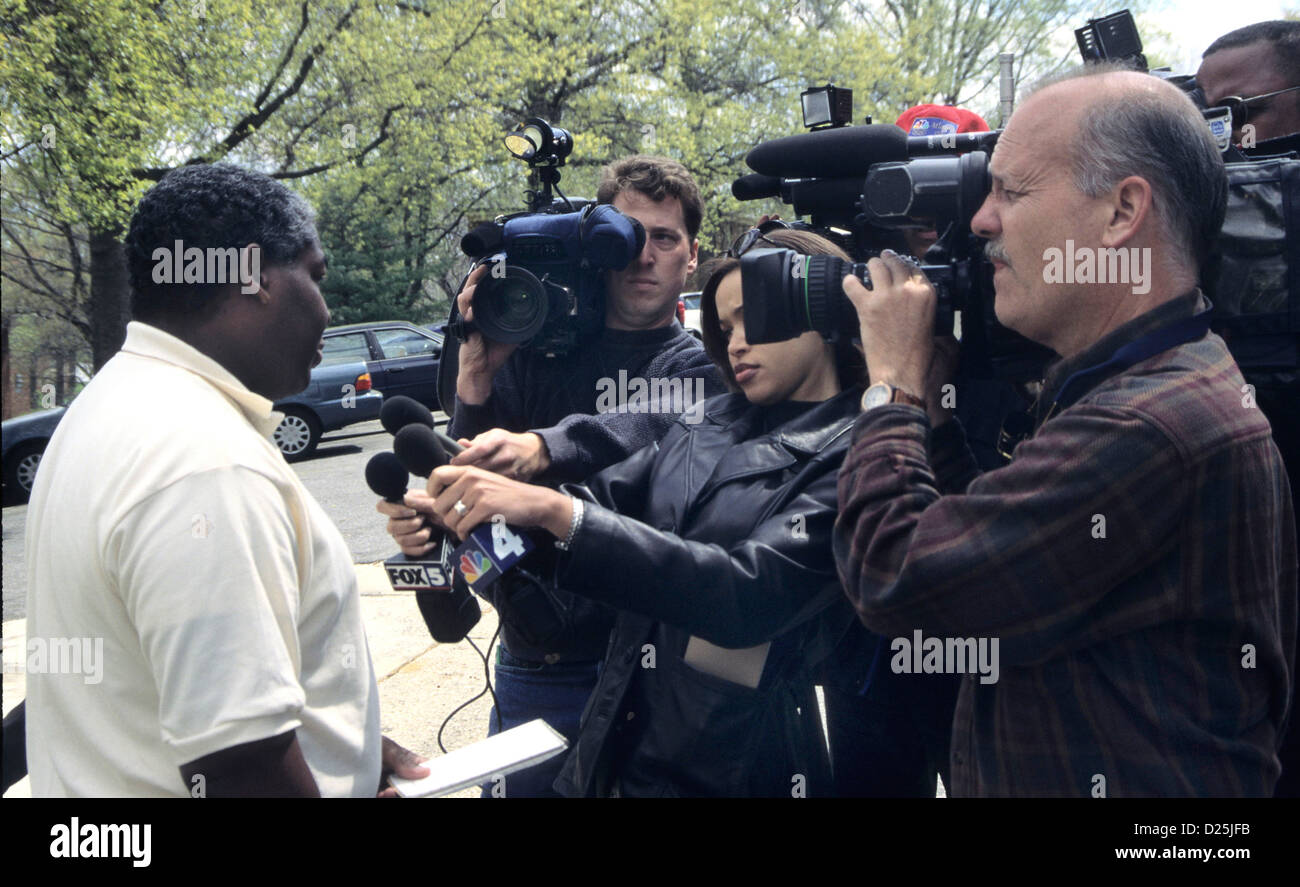 News media report hi-res stock photography and images - Alamy