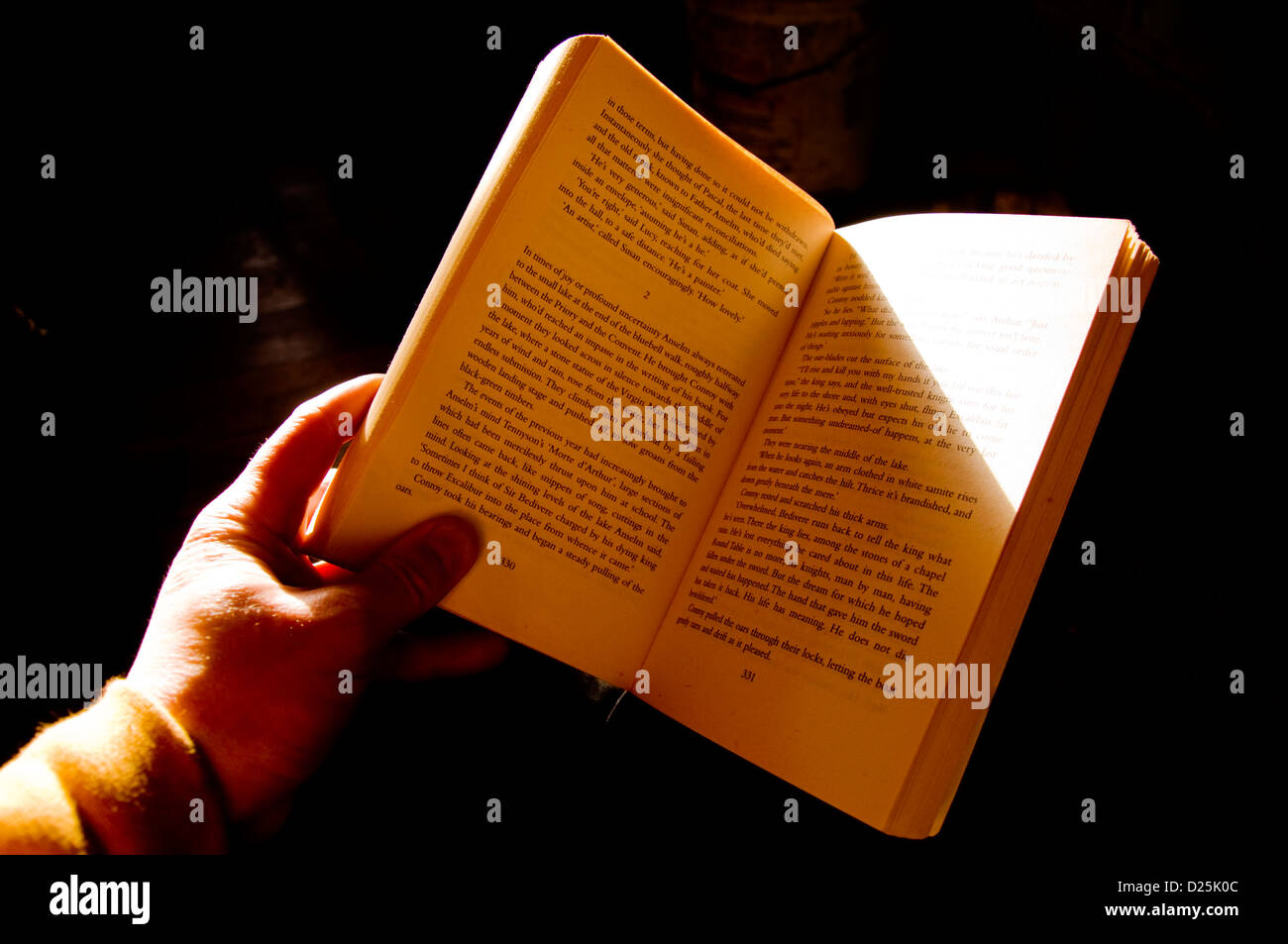 Books and reading light hi-res stock photography and images - Alamy