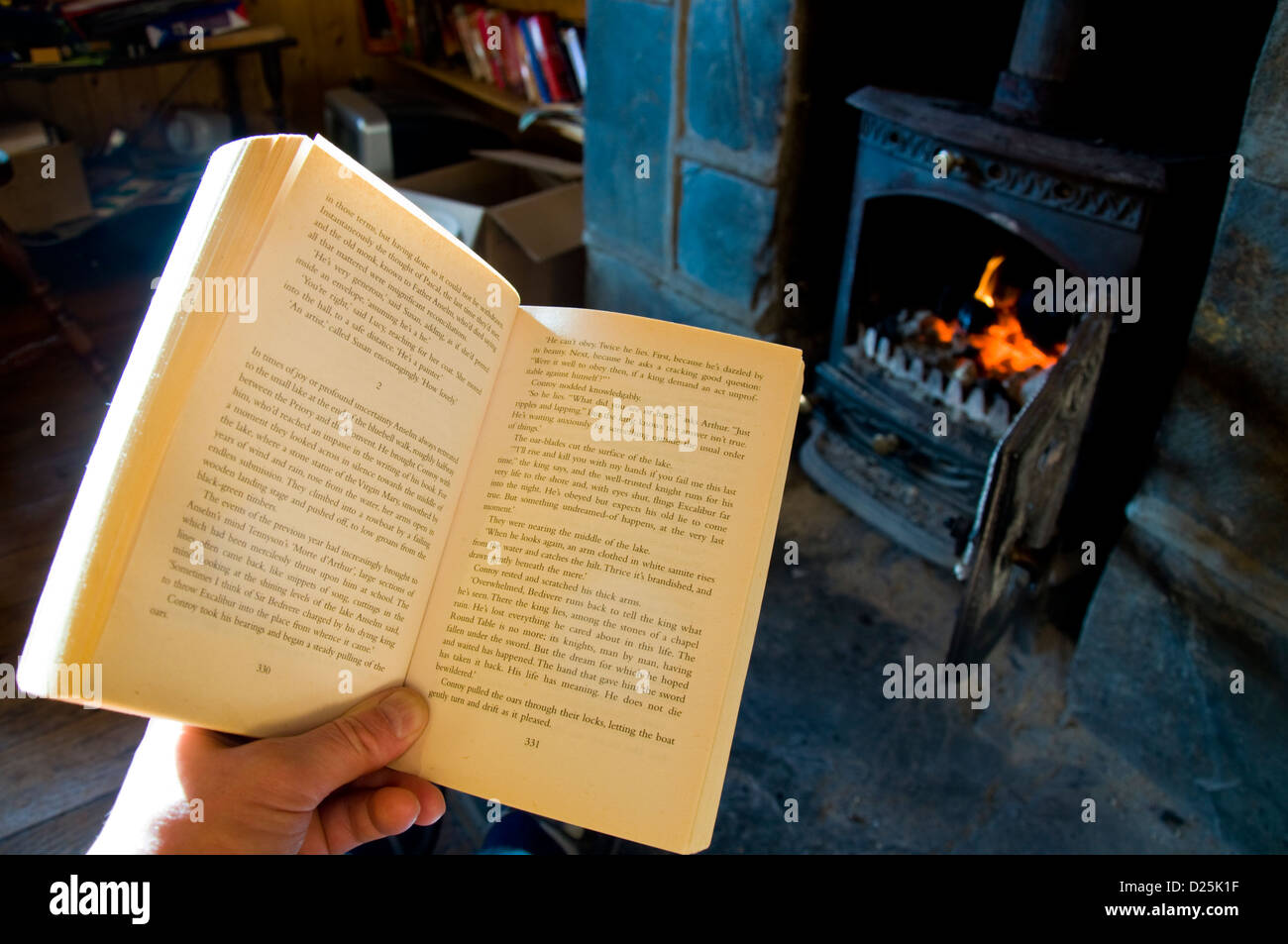 Fireside read hi-res stock photography and images - Alamy