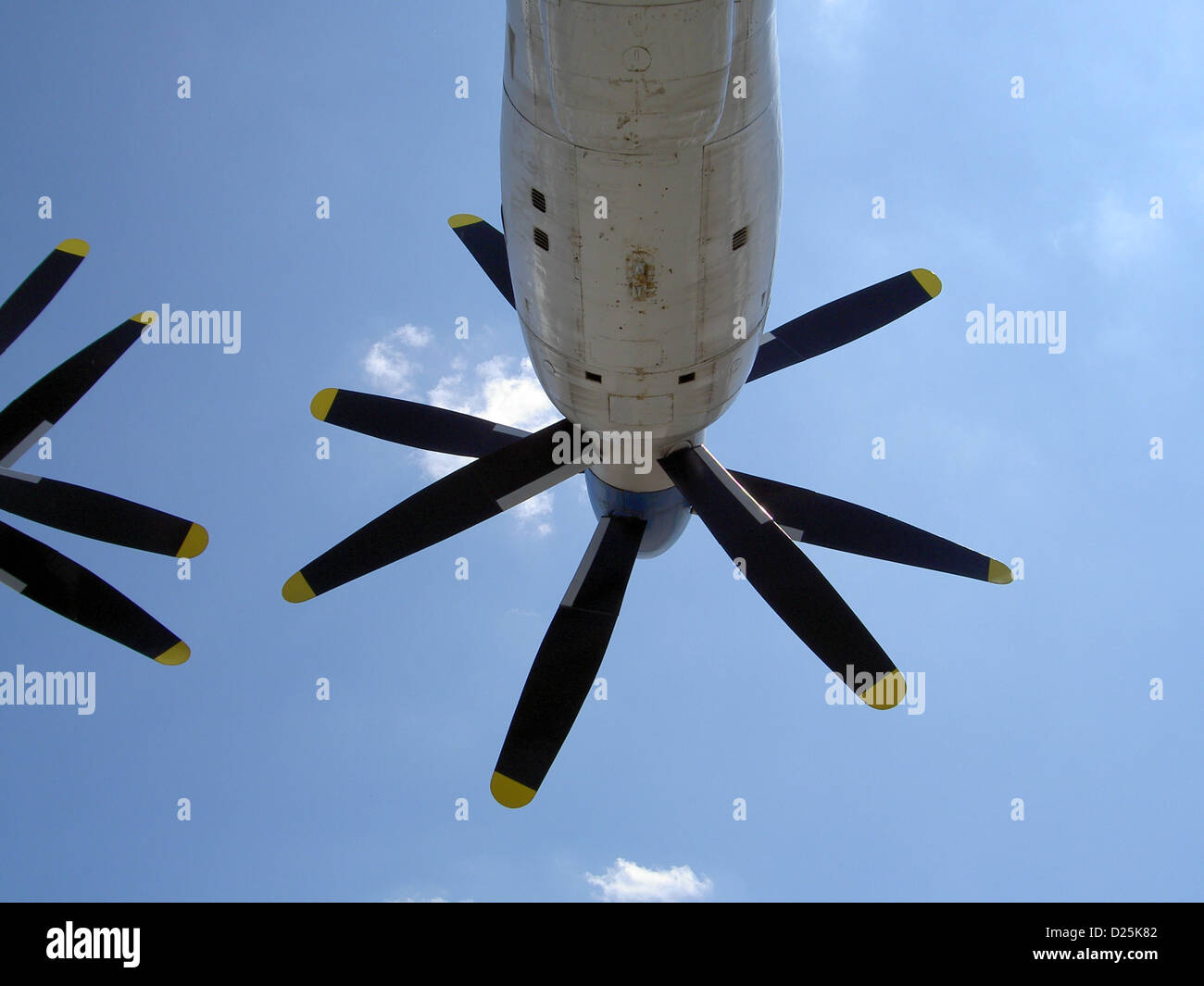 The AN-22 is a large cargo aircraft designed by the Soviet Union. Its ...